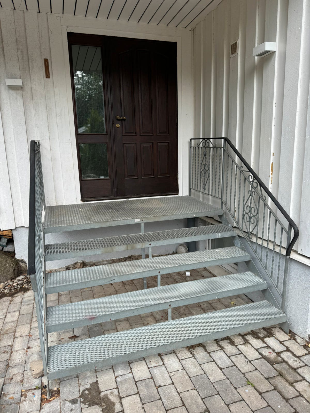 Solid utetrapp i metall selges | FINN-torget