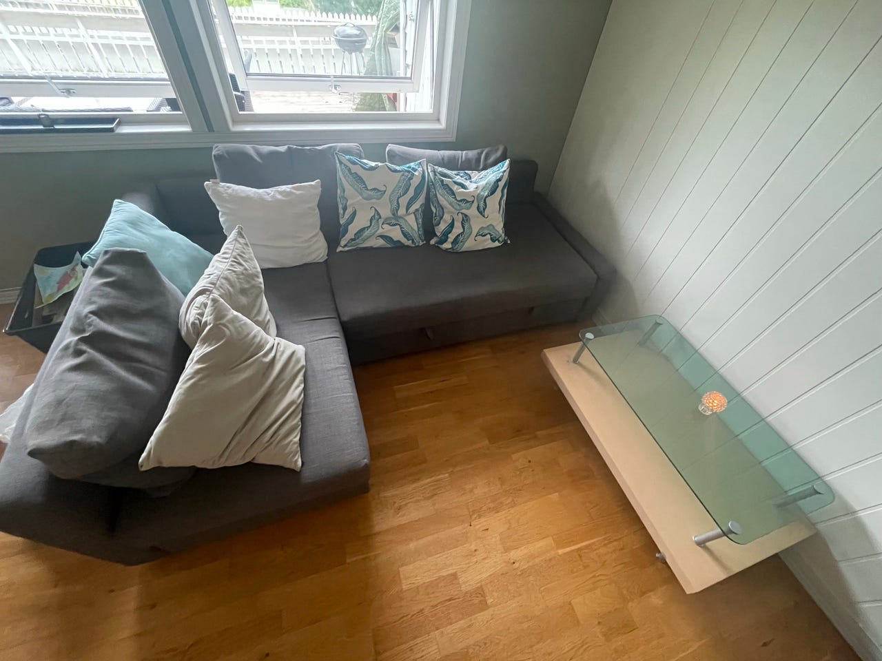 Sovesofa med puter og burd | FINN-torget