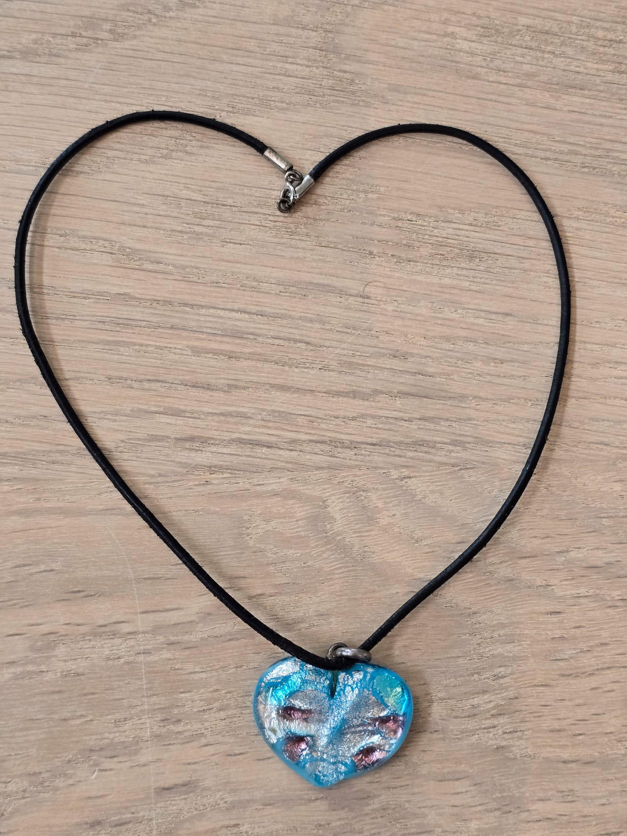 Hjerte-halskjede i keramikk/glass | FINN-torget