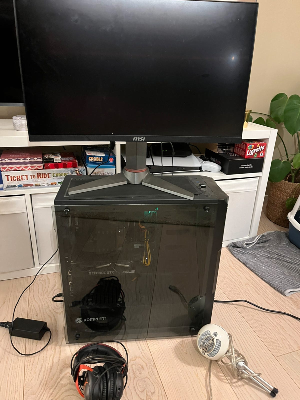 Gaming pc med skjerm/headset/mikrofon selges | FINN-torget