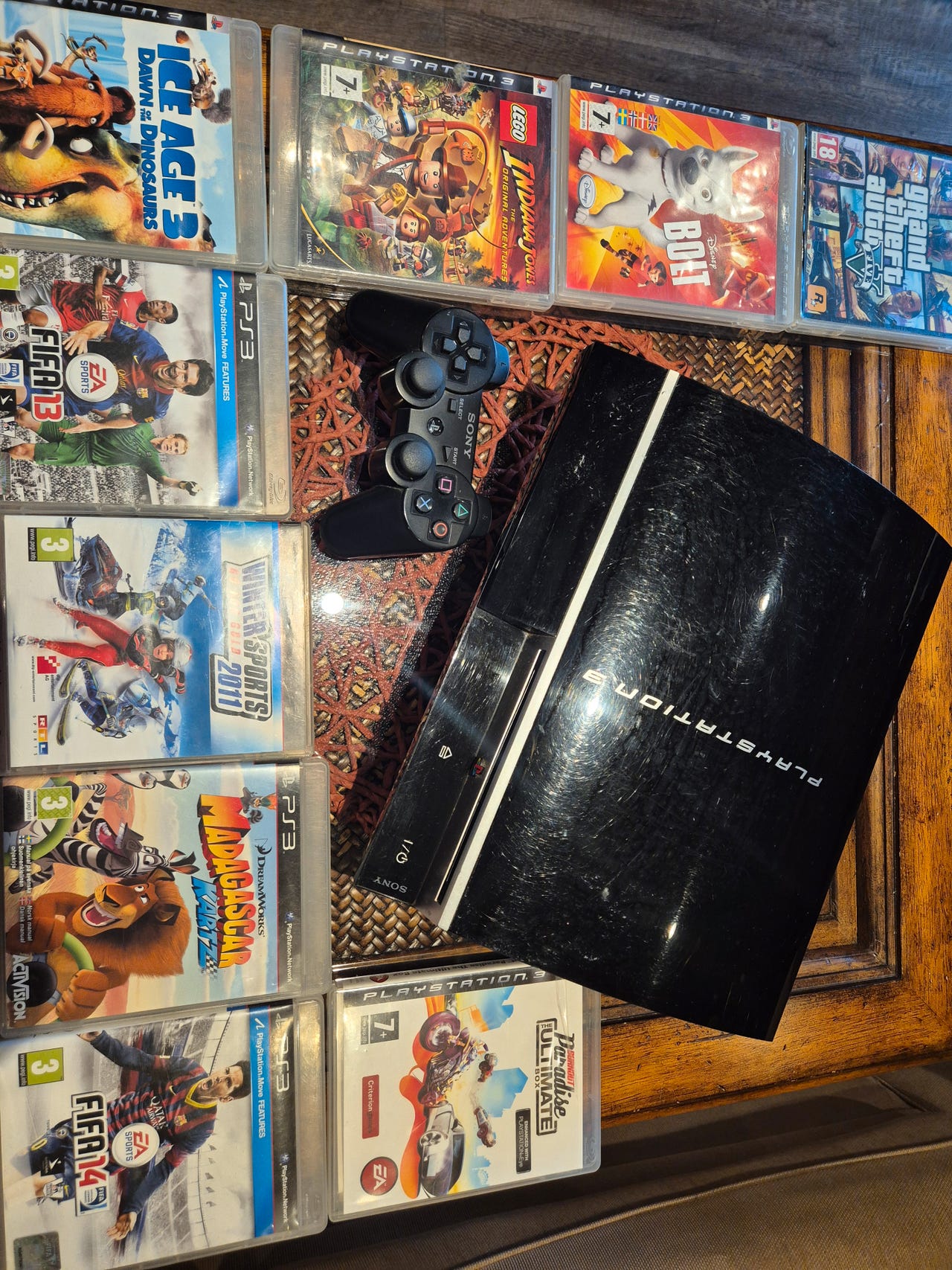Playstation 3 med kontroller og flere spill | FINN-torget
