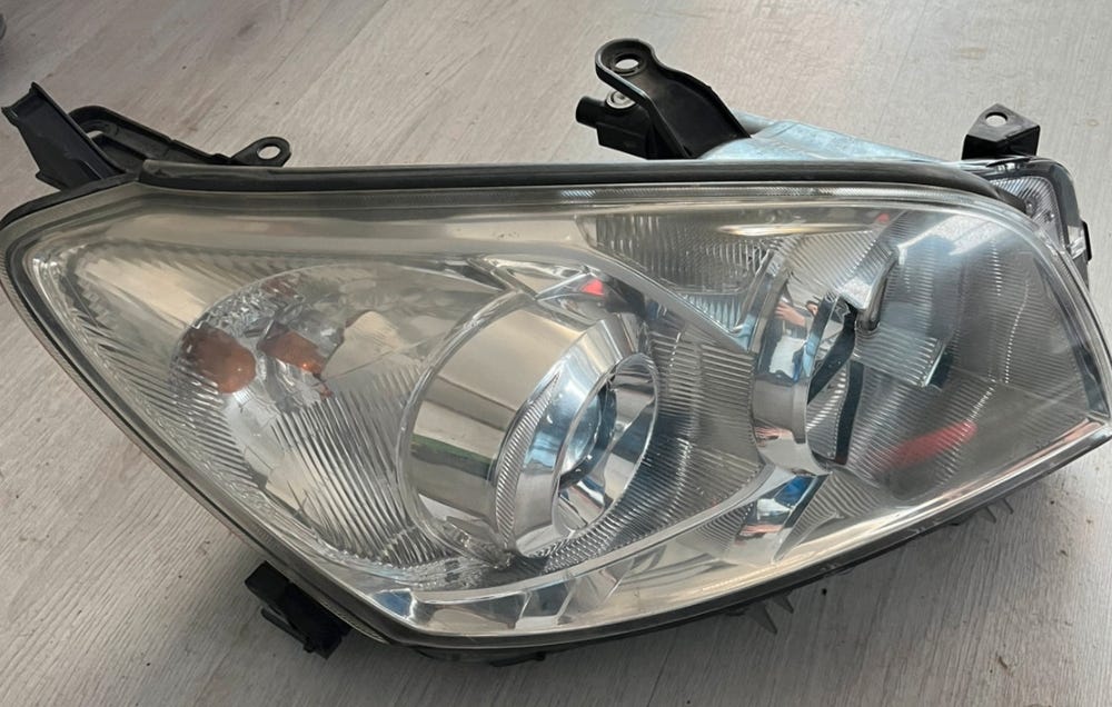 Høyre frontlykt Toyota Rav4 | FINN-torget