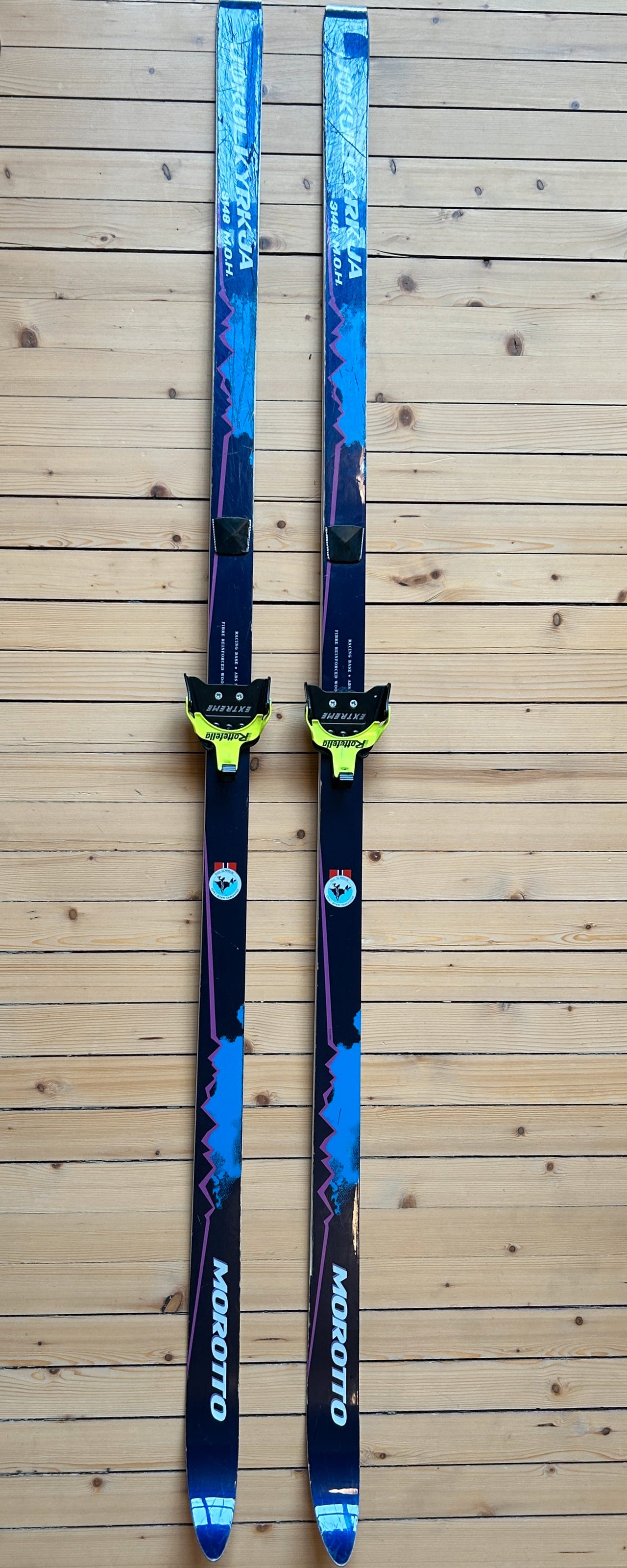 Skikkelig klassisk pakke fjellski/telemarksski + staver og sko | FINN ...