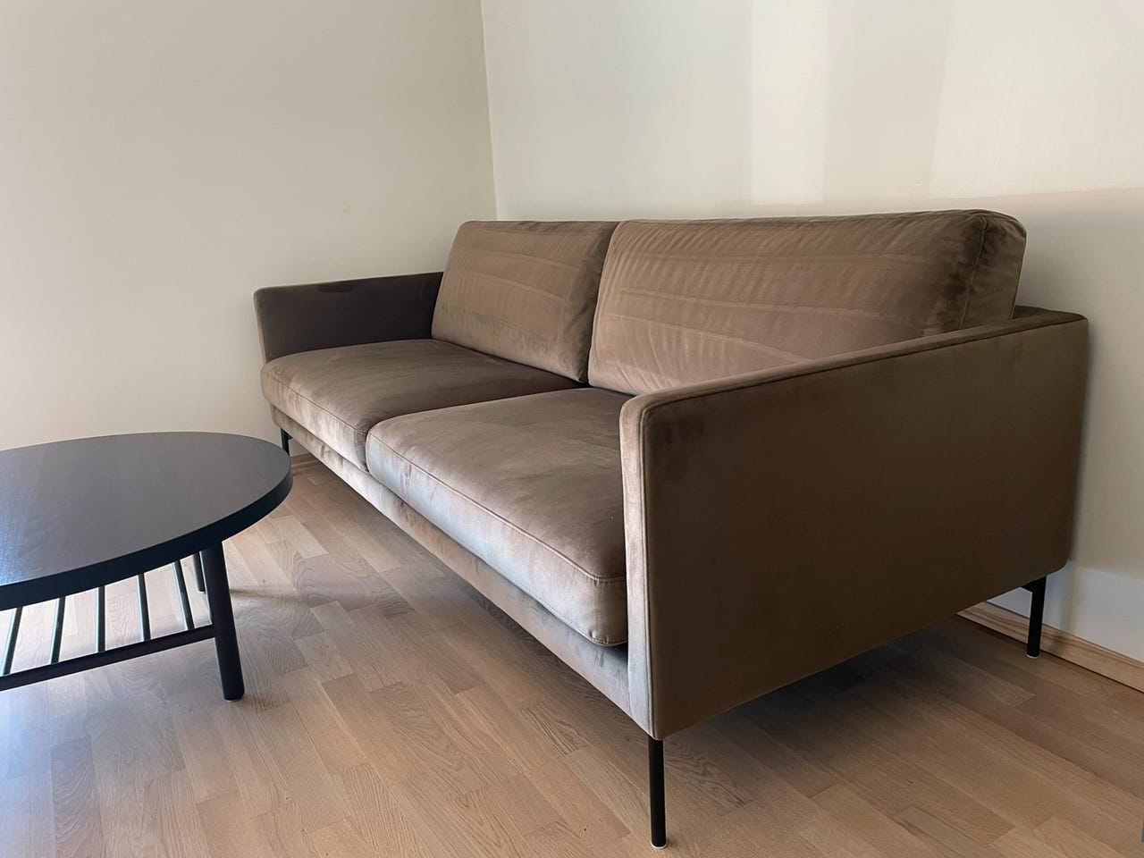 Hugna sofa 3,5 seter + IKEA Listerby bord | FINN-torget