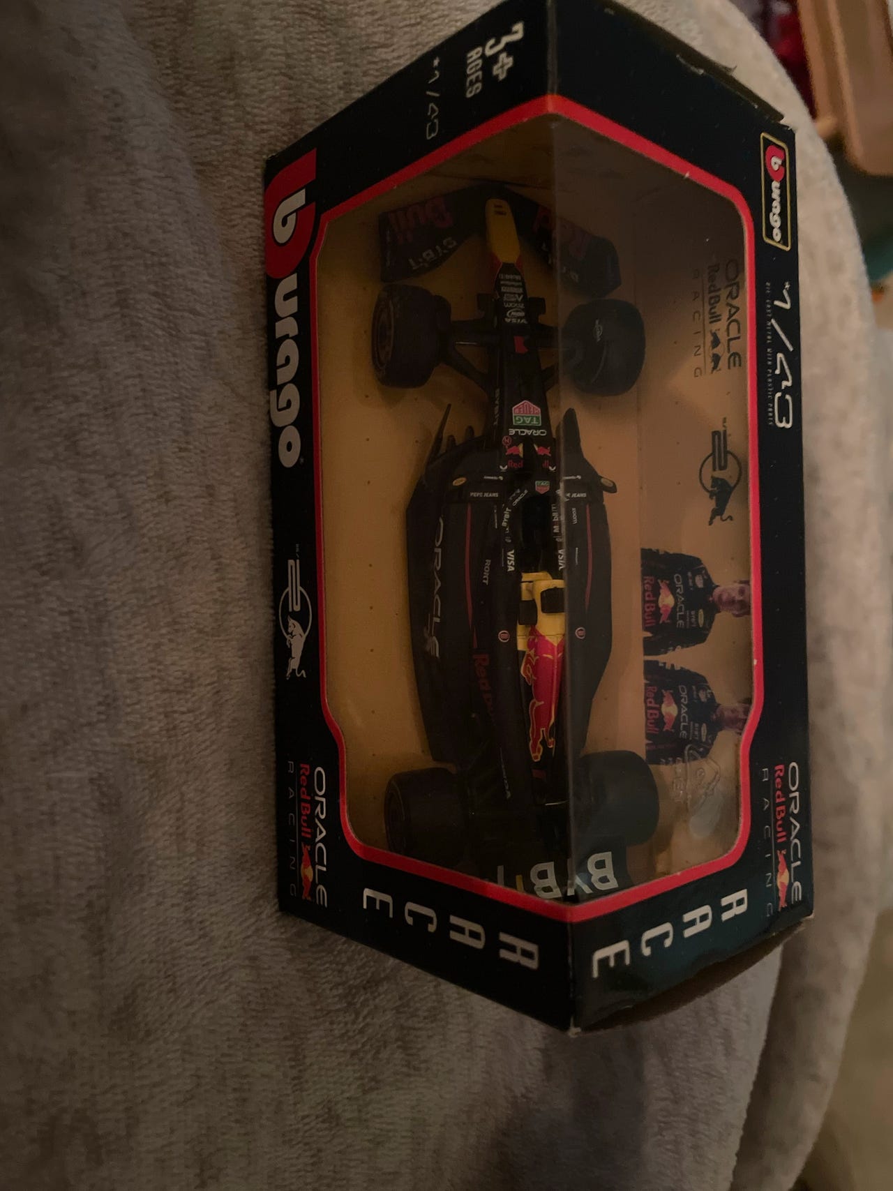 Bburago Red Bull Racing RB7 Formel 1 bil 1:43 skala | FINN-torget