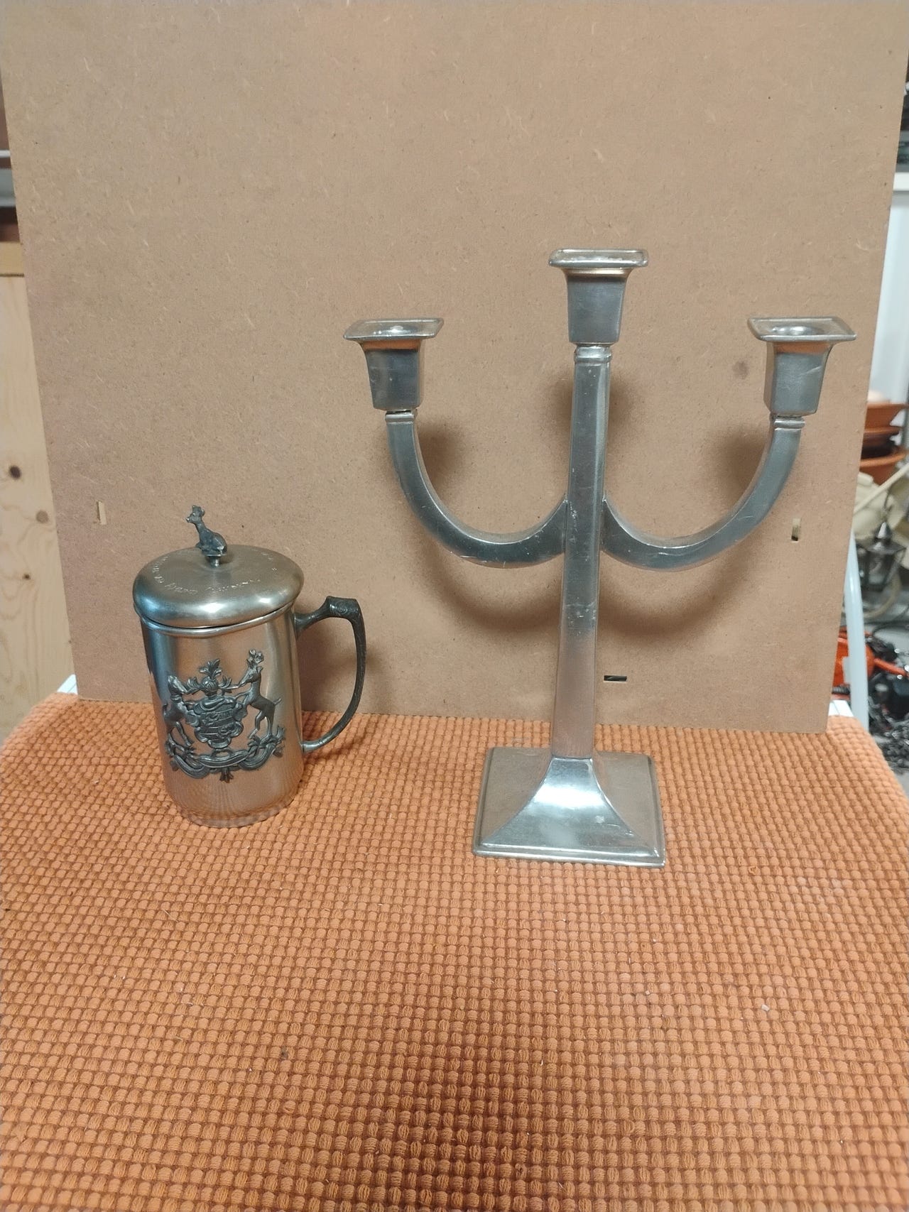 Stor metall lysestake 3 Armet og tinn krus med gravering | FINN-torget