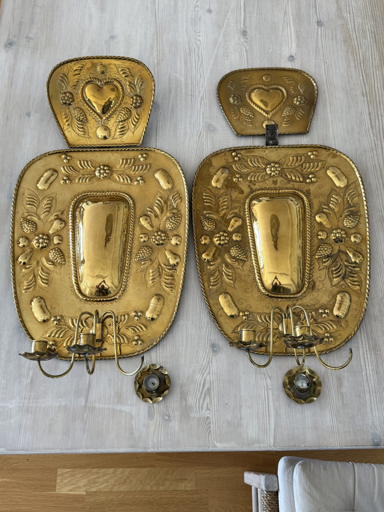 Store, staselige skjold i messing | FINN-torget