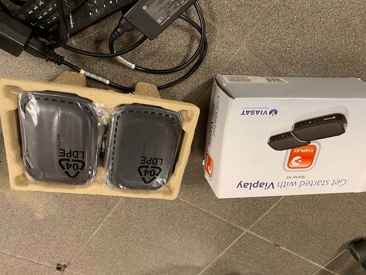 Diverse viasat/viaplay dekodere og netgear wifi bro | FINN-torget