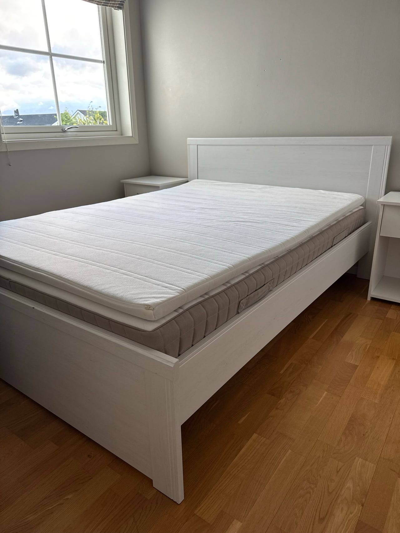 IKEA seng 140 med madrass, overmadrass og nattbord | FINN-torget