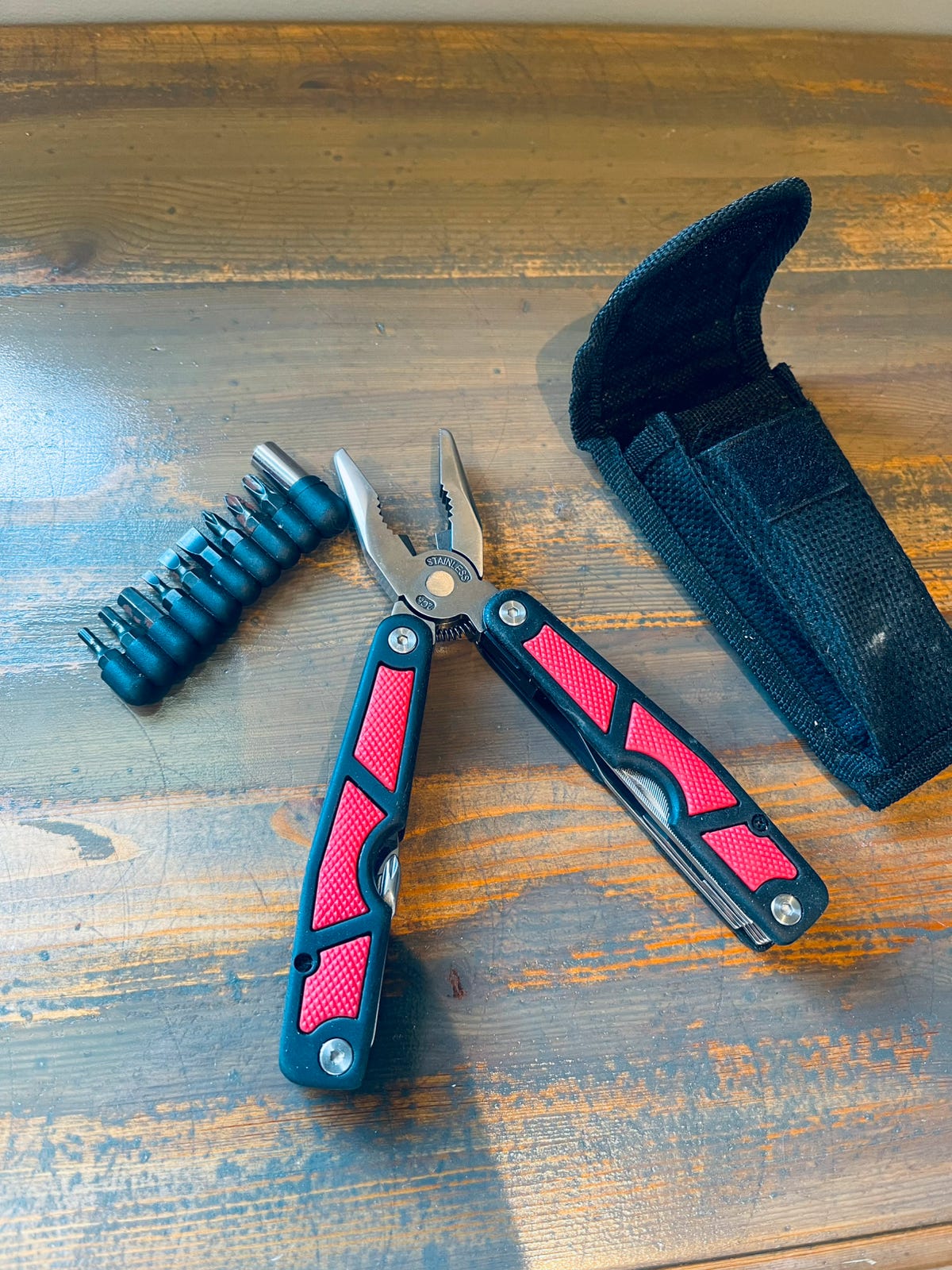 Solid Multitool i rustfritt stål med bitssett og belteoppbevaring | FINN-torget