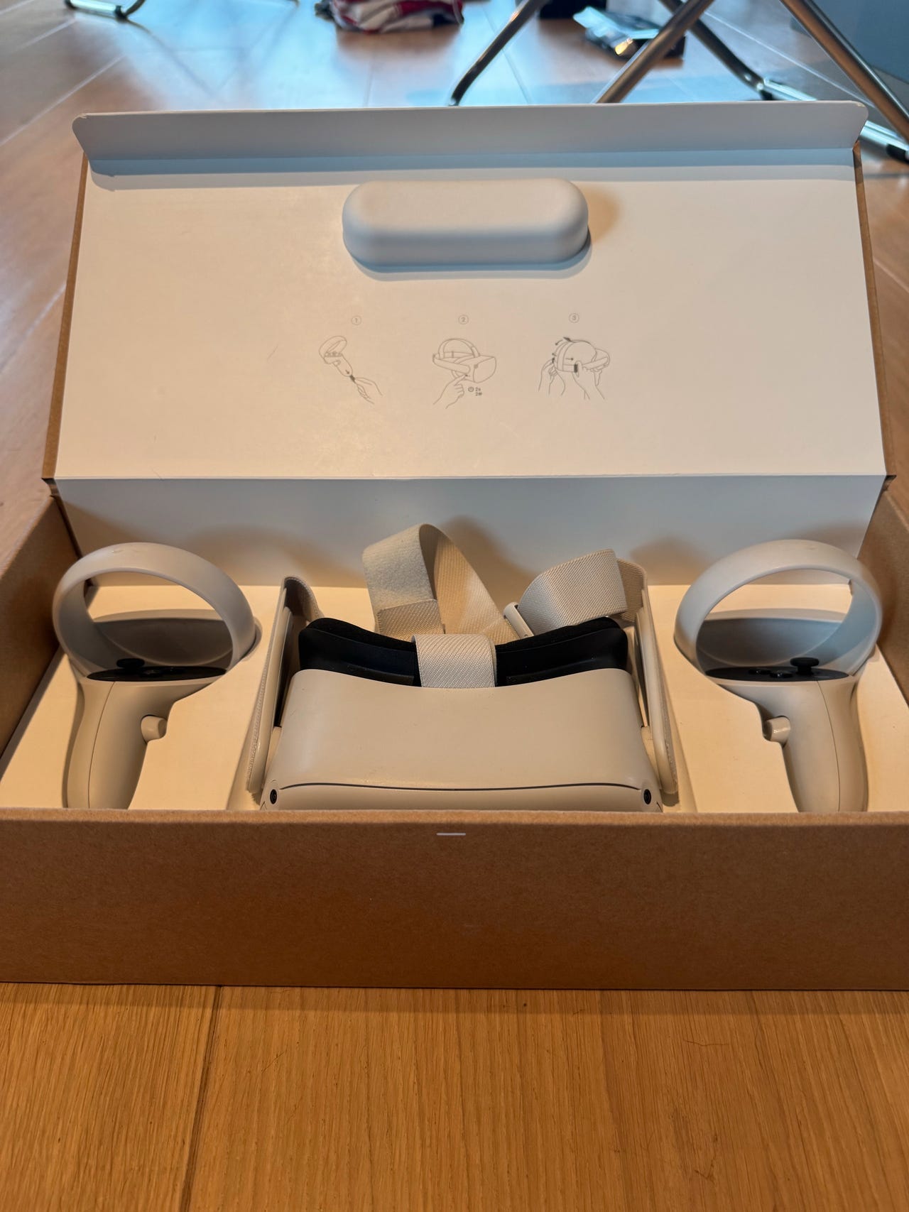 Meta Quest 2 VR-headset med to kontroller | FINN-torget