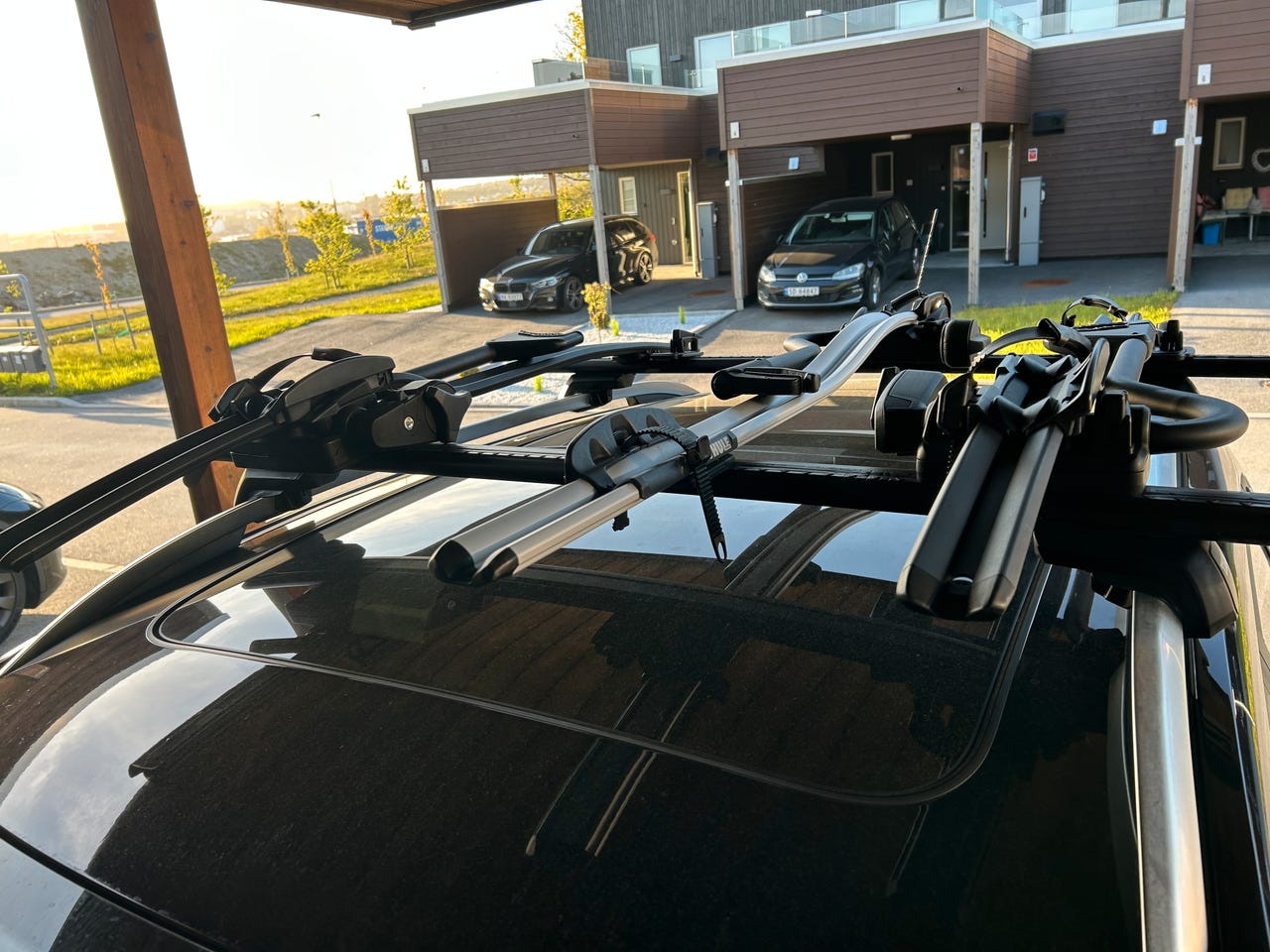 Thule Roof Rack + 2 Bike Carriers_Thule takstativ + 2 sykkelstativer ...