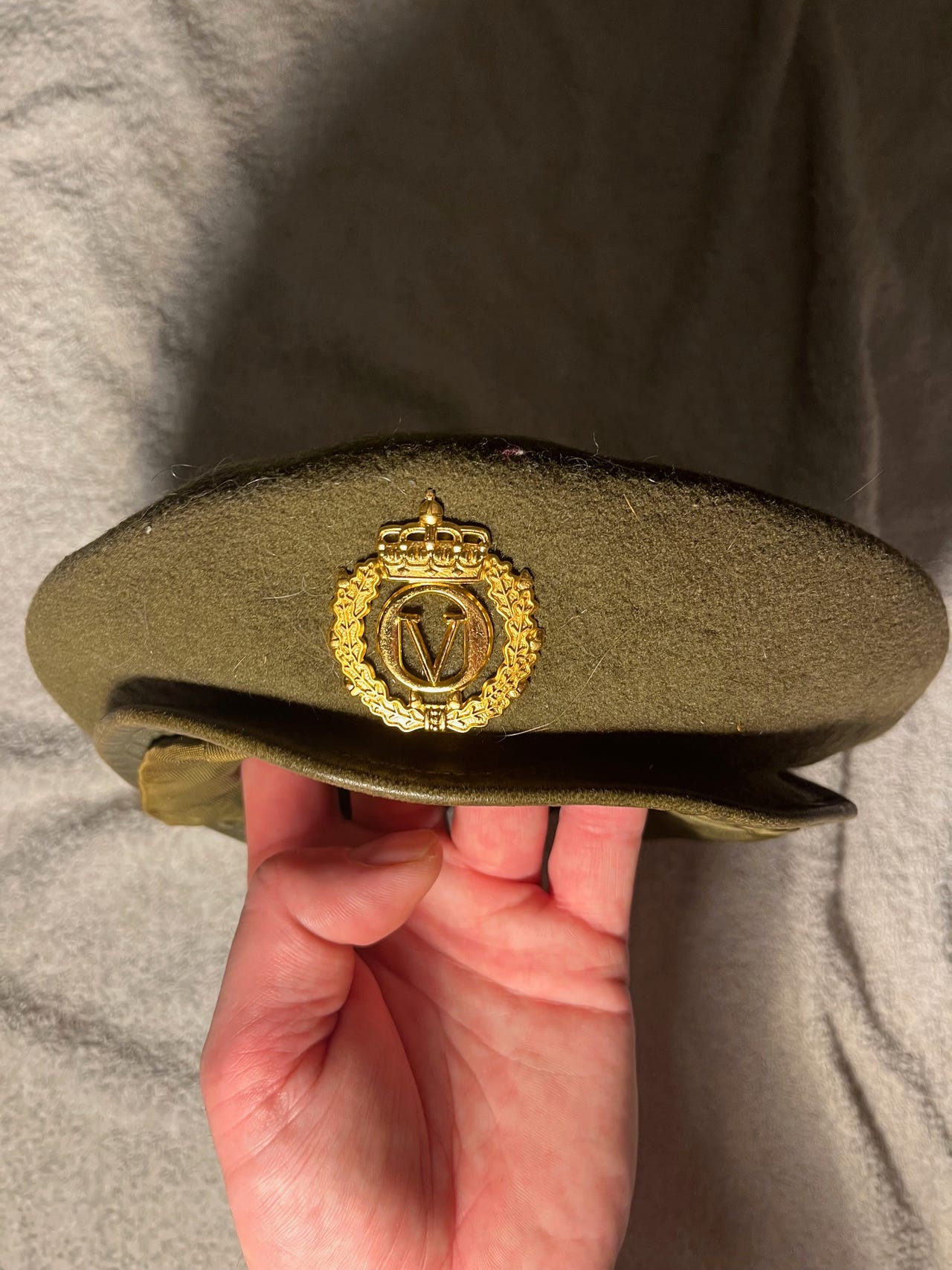 Norsk beret, hæren, med kongemerket til Olav i front | FINN-torget