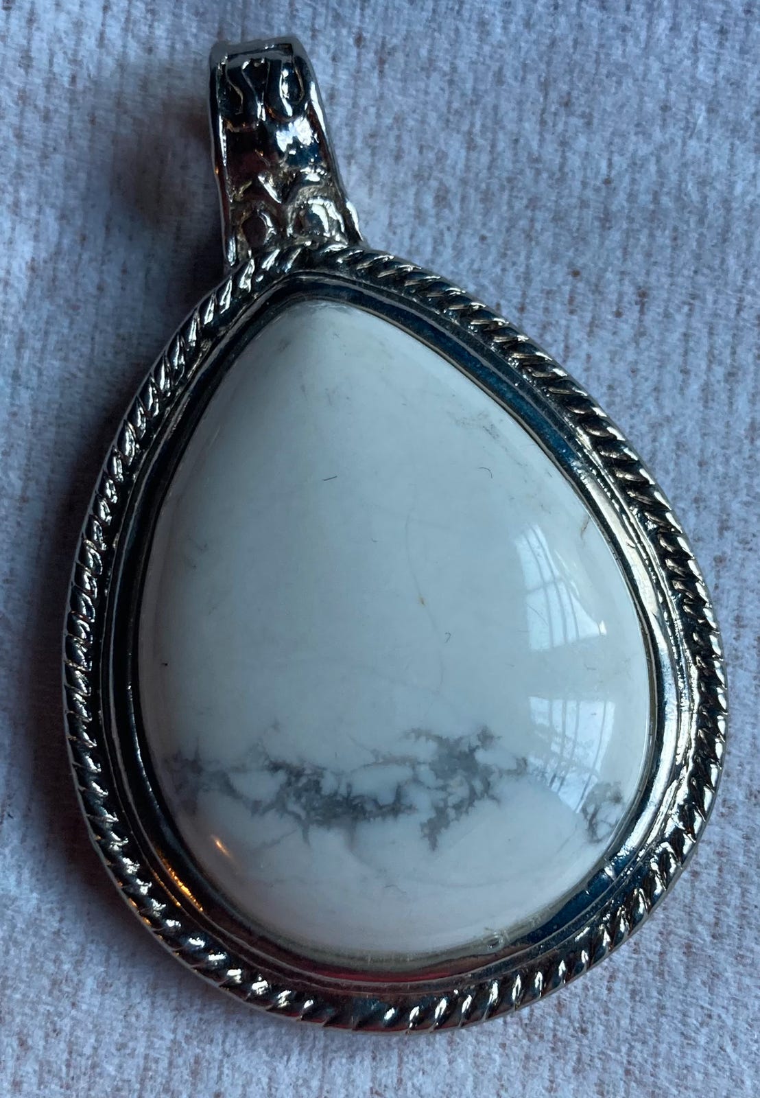 Anheng i hvit polert stein. | FINN-torget