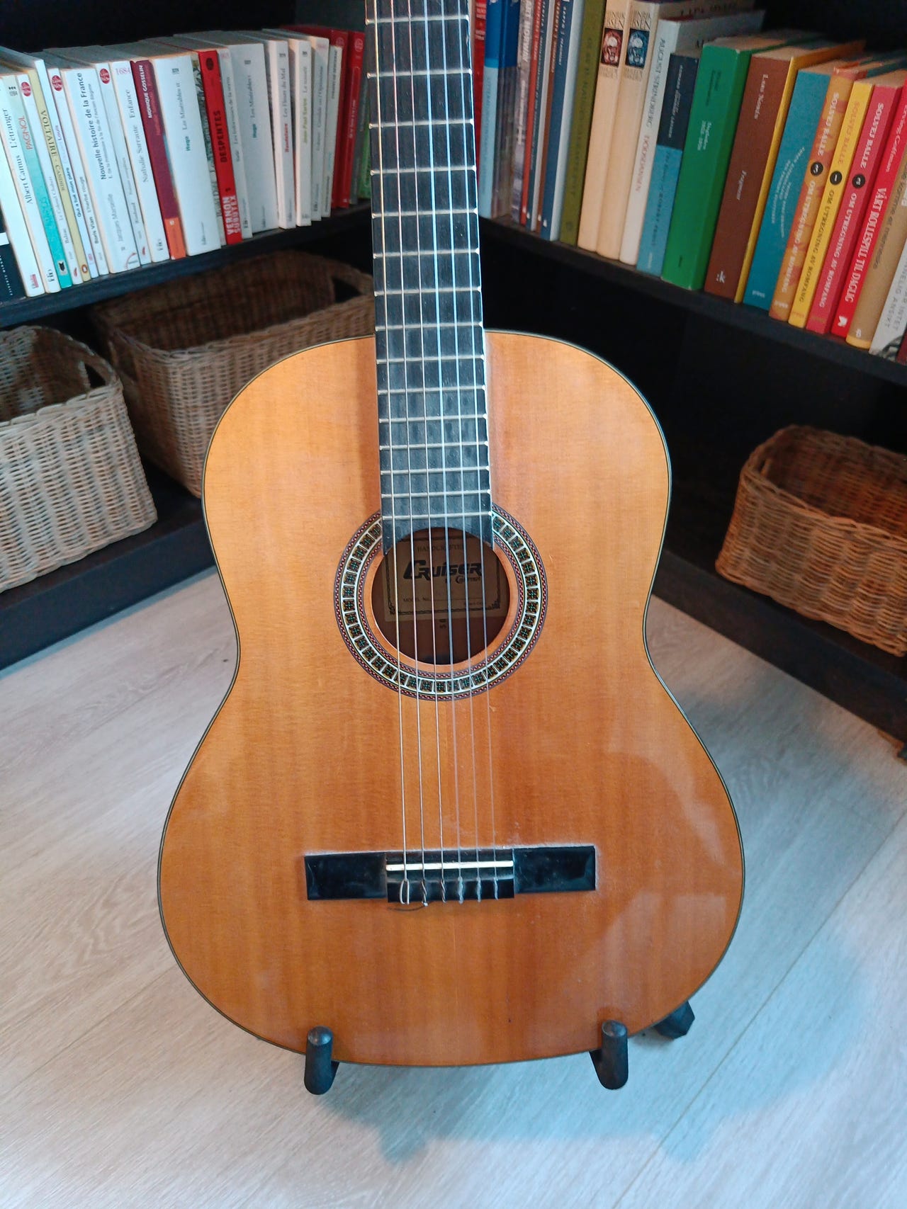 Klassisk nylonstreng-gitar - merket Cruiser. Perfekt for nybegynnere ...