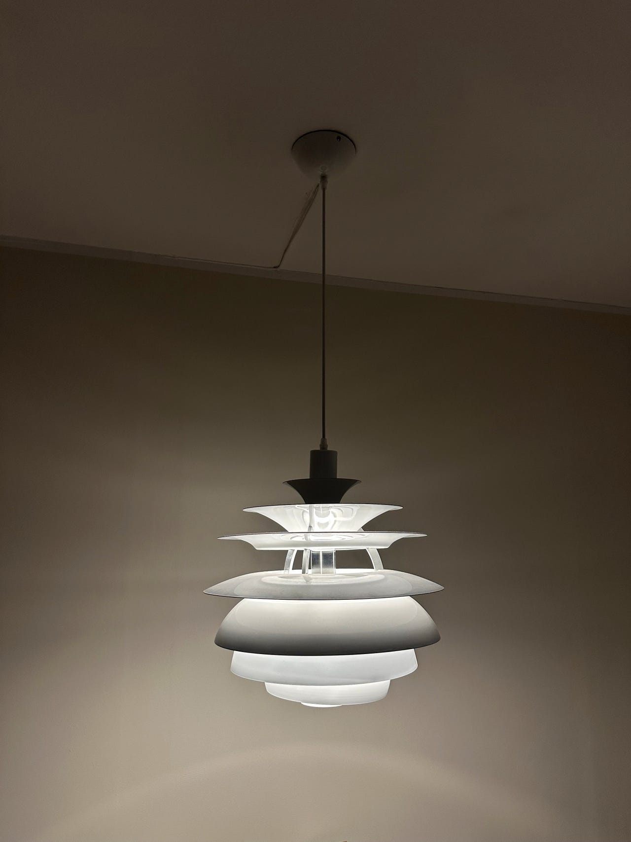 Stor taklampe i retro/PH-stil – hvit | FINN-torget