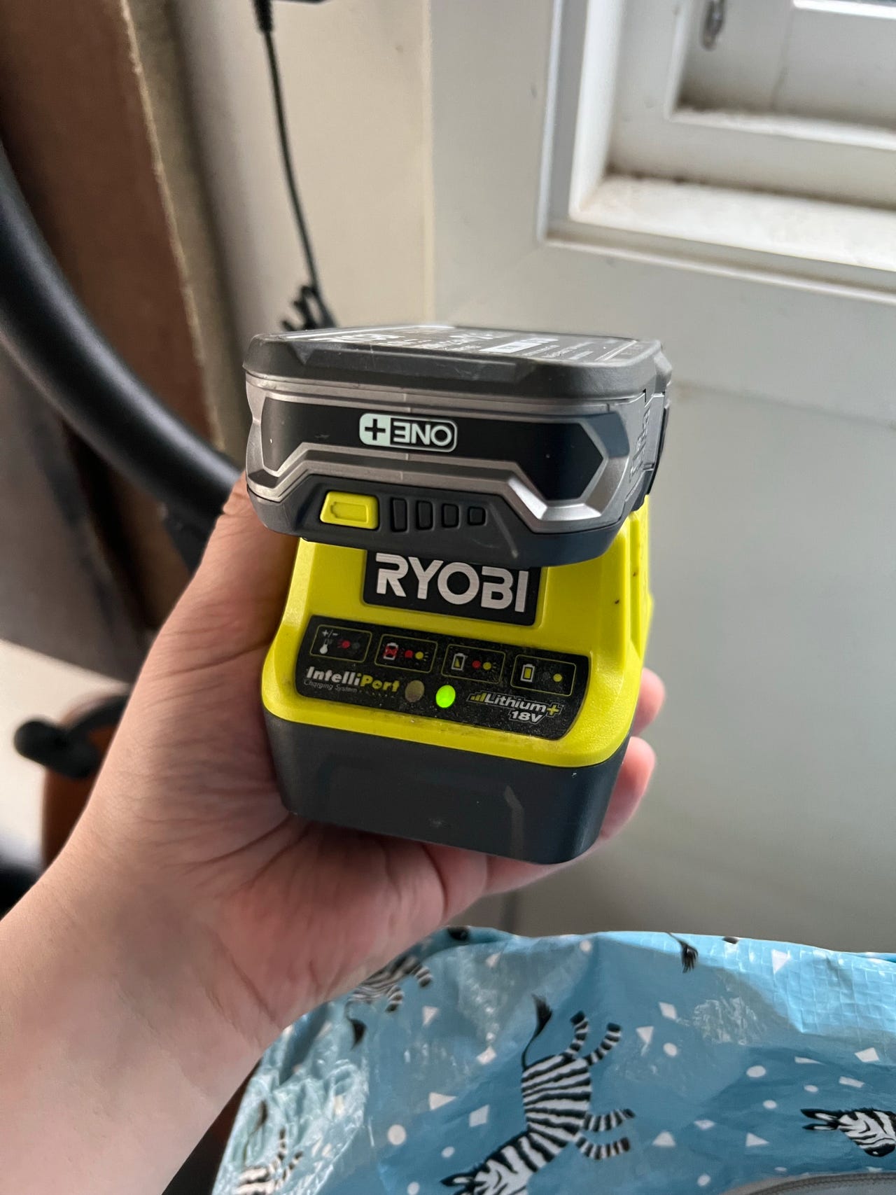 Ryobi lader + 2,5ah batteri (Ryobi One+ RC18120-125) (gåen kantklipper ...