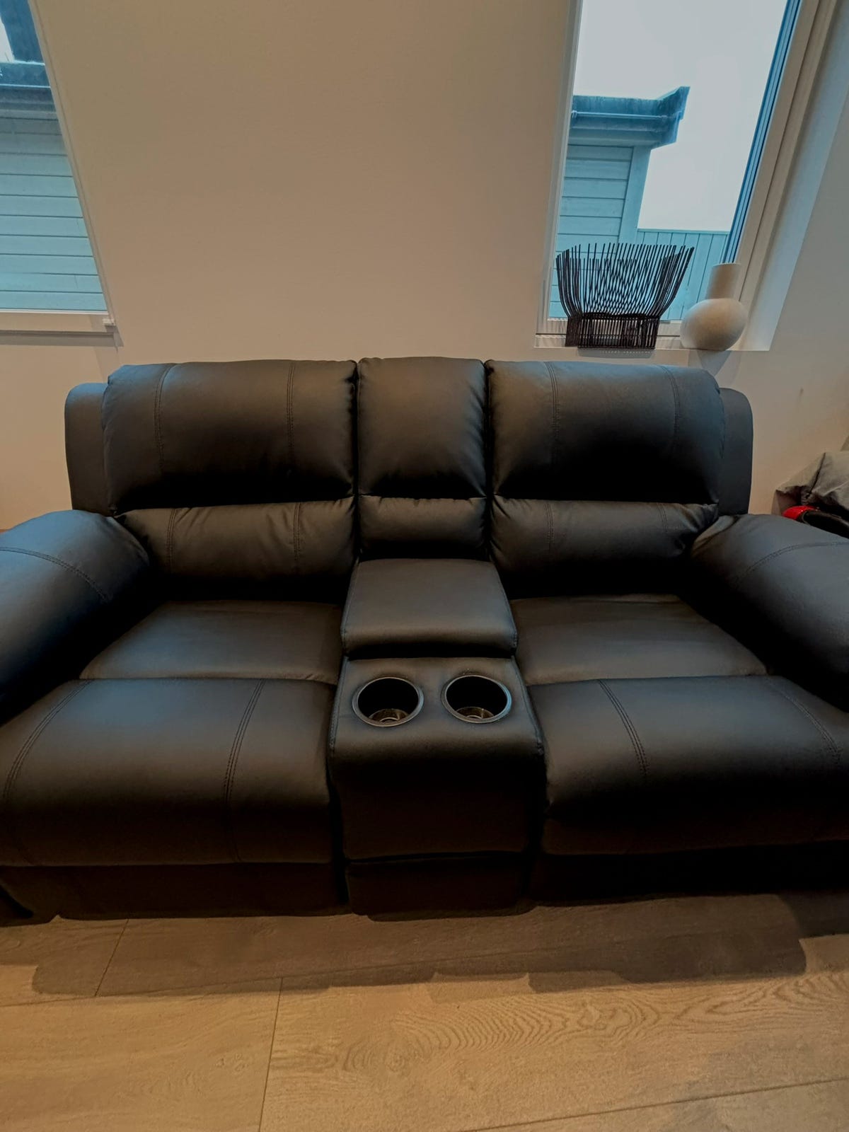SOM NY - BATUM Recliner sofa BATUM 2-seter svart. Nypris 9000 | FINN-torget