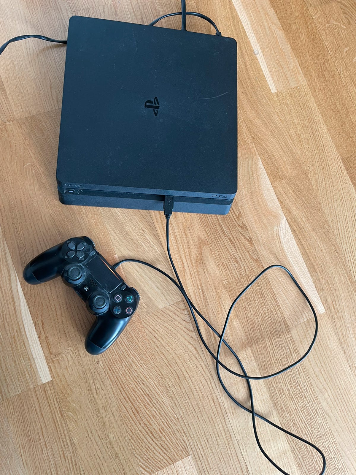 PS4 + kontroller | FINN-torget