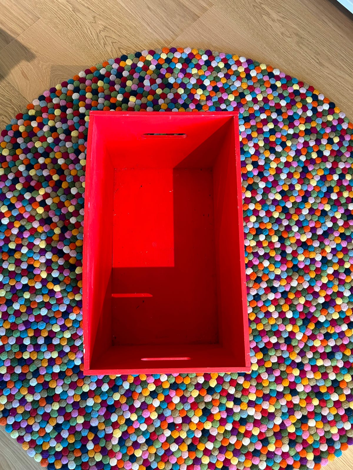 Oppbevaringsboks i kul rødfarge | FINN-torget