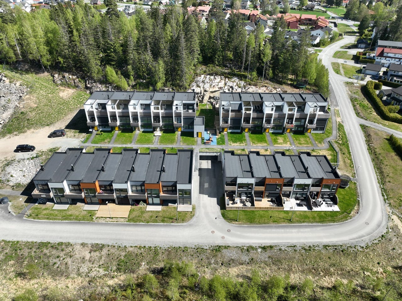 Moderne rekkehus på 2-3 etg. Garasjeplass- 4/5 soverom- sentral og barnevennlig beliggenhet. 3 ...