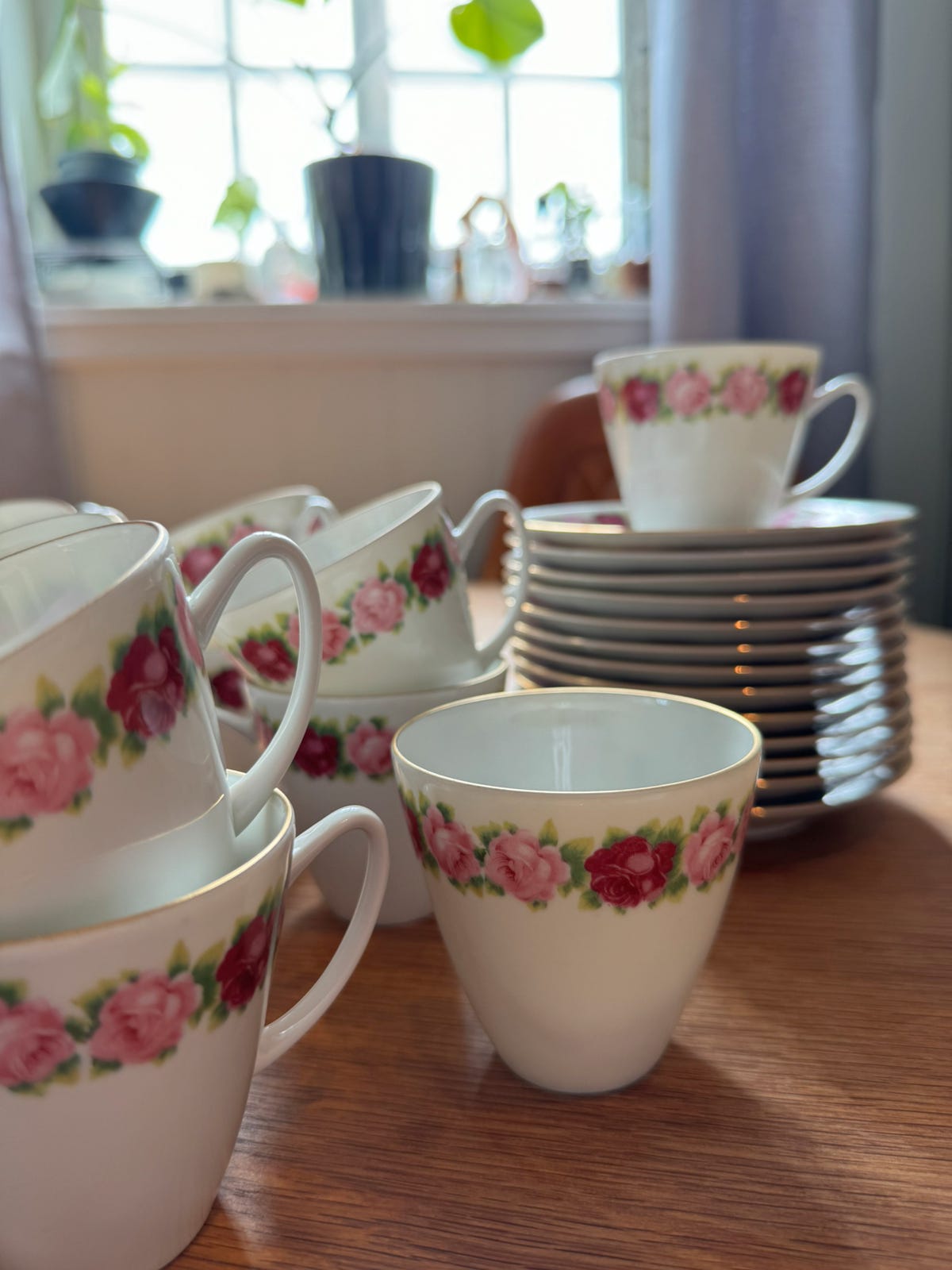 Servise med roser og gullkant | FINN-torget