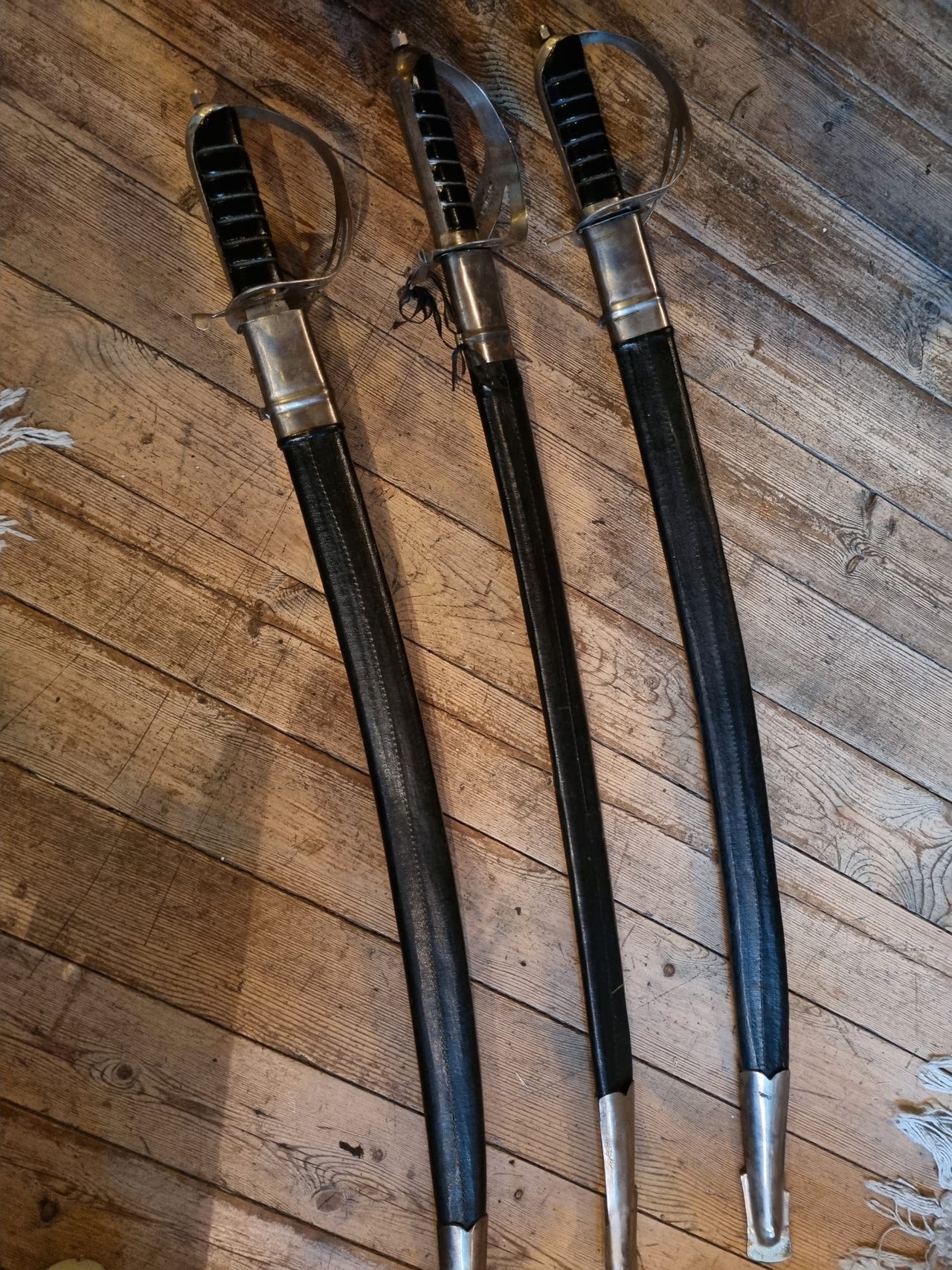 3stk Ca 75-100 år gamle sverd i slire fra India. Mulig offiser sverd ...