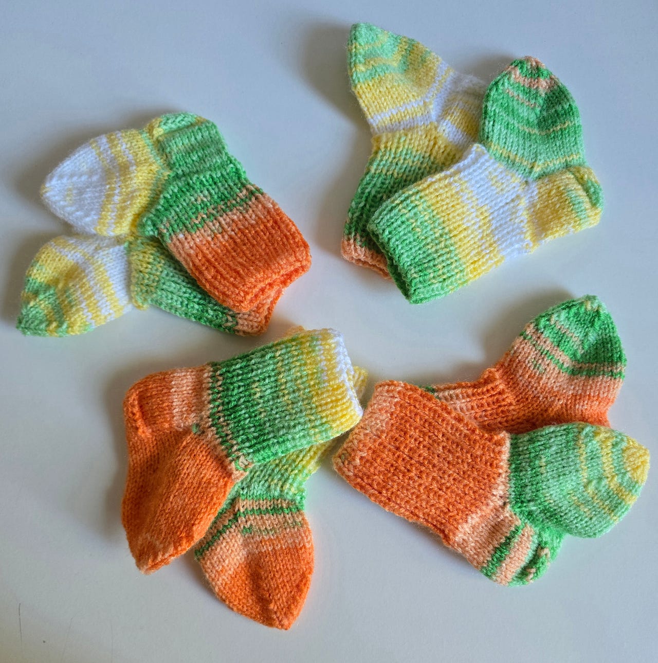 Håndstrikket babysokker | FINN-torget