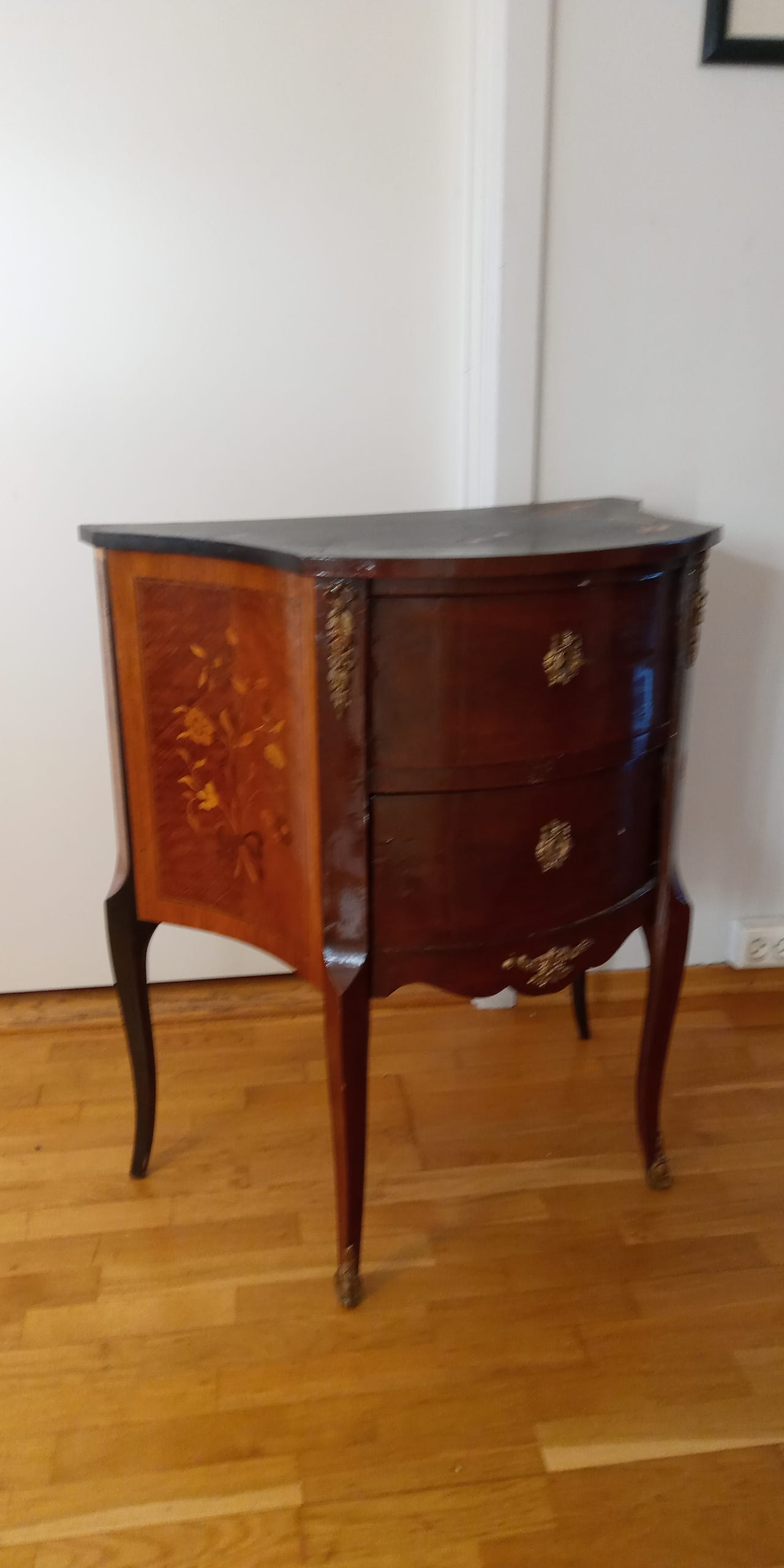 Kommode i rokokko stil med intarsia. | FINN-torget