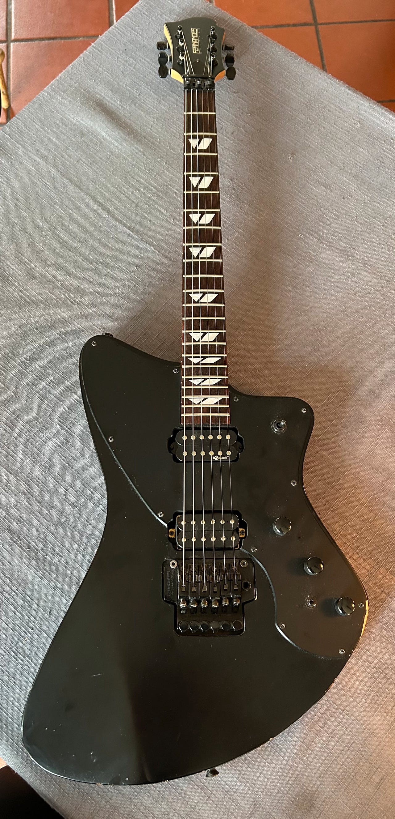 Sjelden Fernandes Vertigo Elite i sort med sustainer | FINN-torget