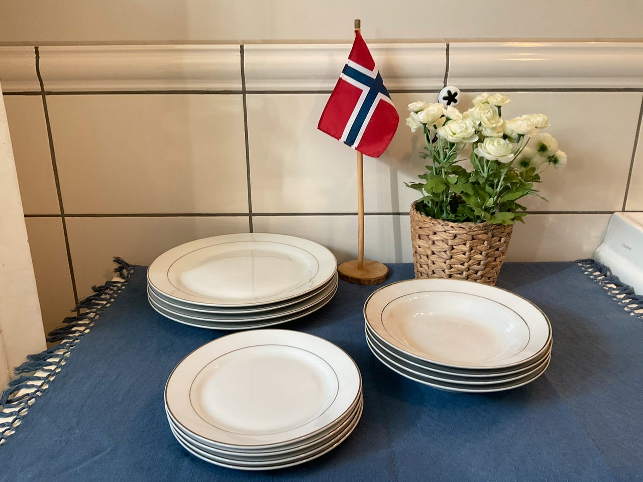 Hvitt servise med gullkant, kr 25 pr stk. | FINN-torget