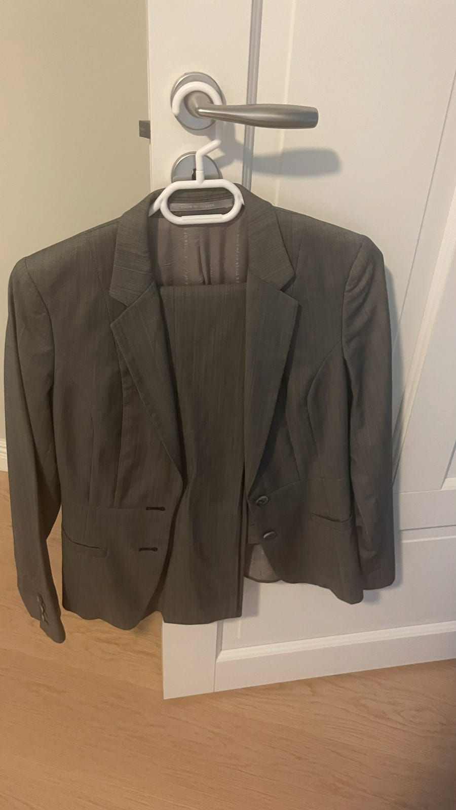 Flott drakt/ sett fra Tiger of Sweden | FINN-torget