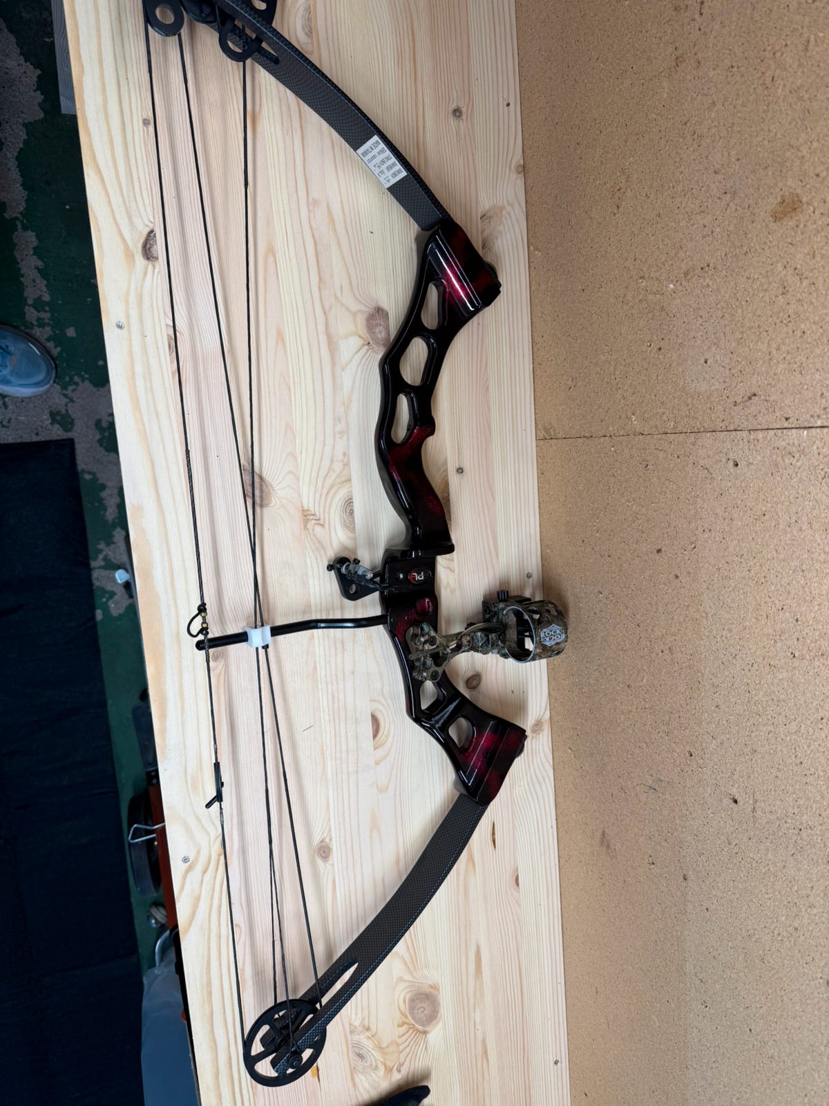 Kraftig Compound bue med mange piler og utstyr | FINN-torget