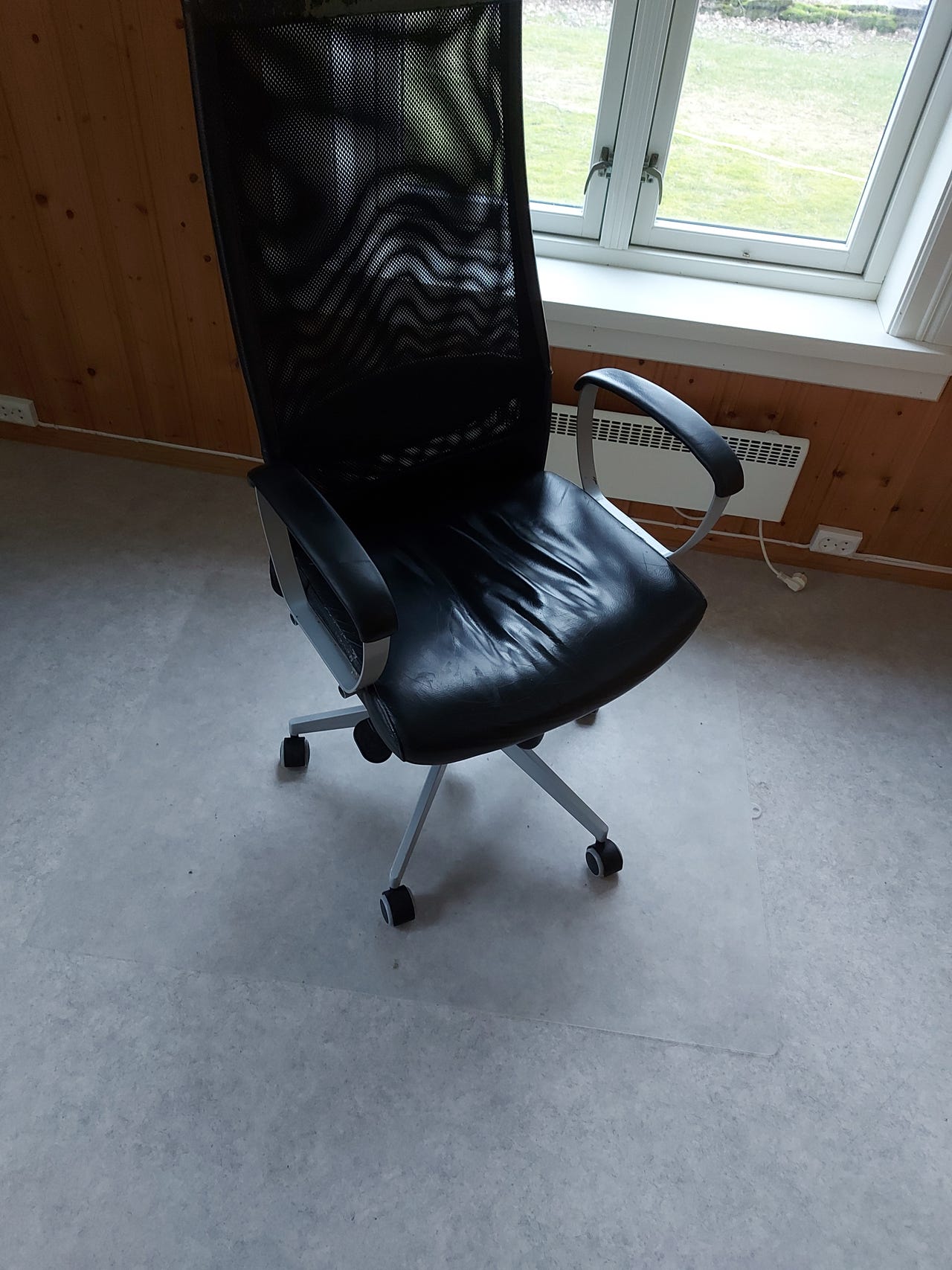 Pult, stol og underlag gis bort | FINN-torget