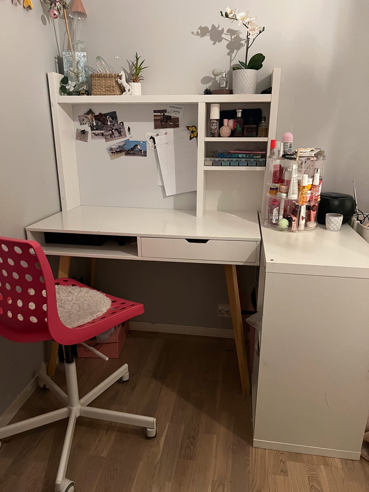 Pult med hyller til salgs leksepult skrivepult | FINN-torget