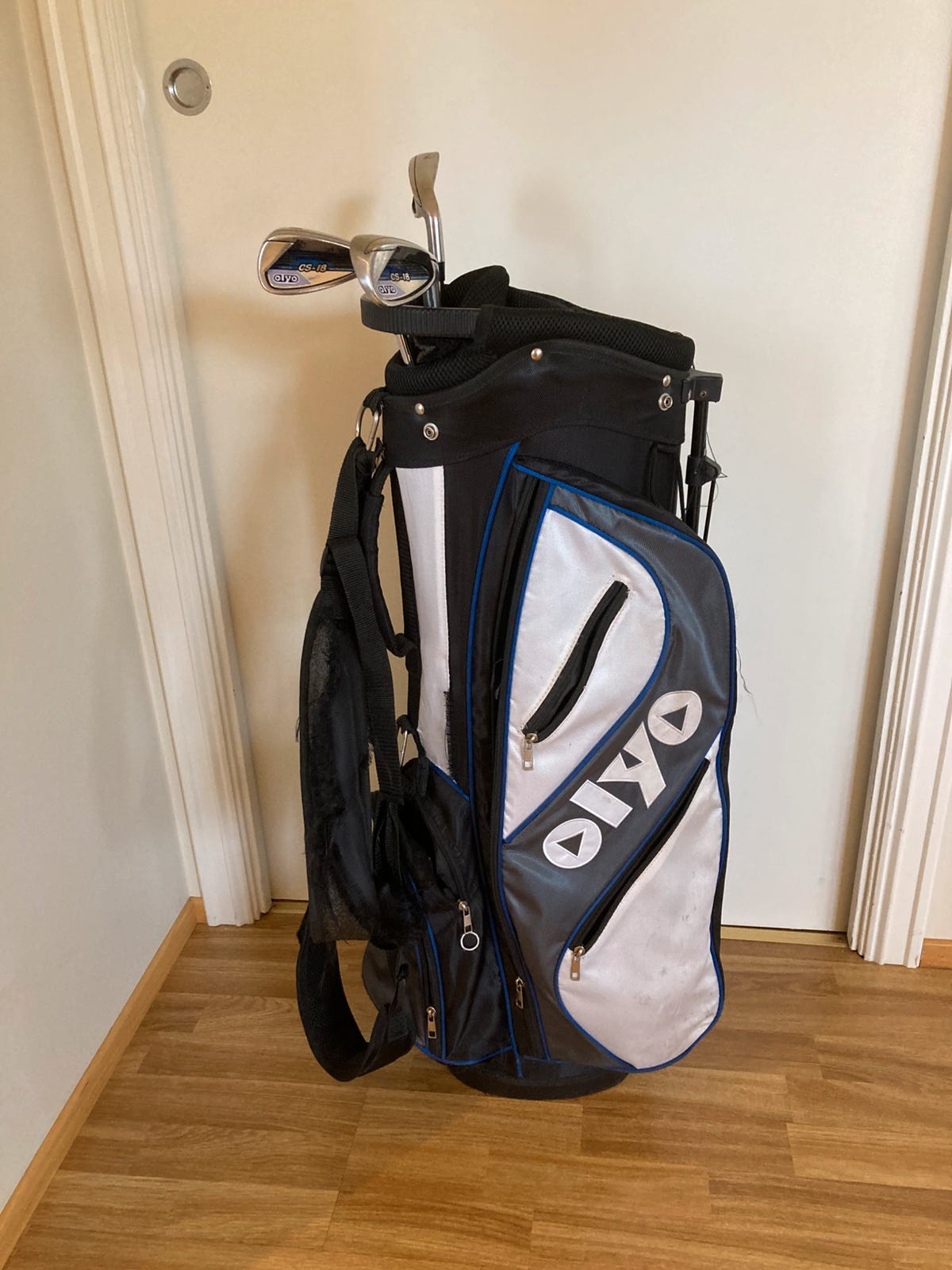 Olyo golfbag med 3 køller | FINN-torget
