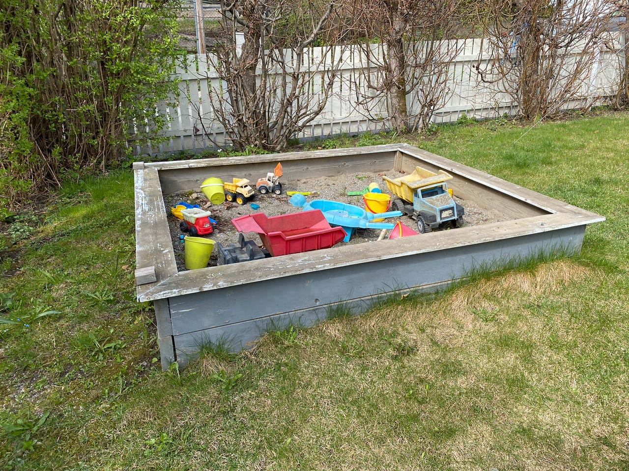 Sandkasse med sand og leker gis bort | FINN-torget