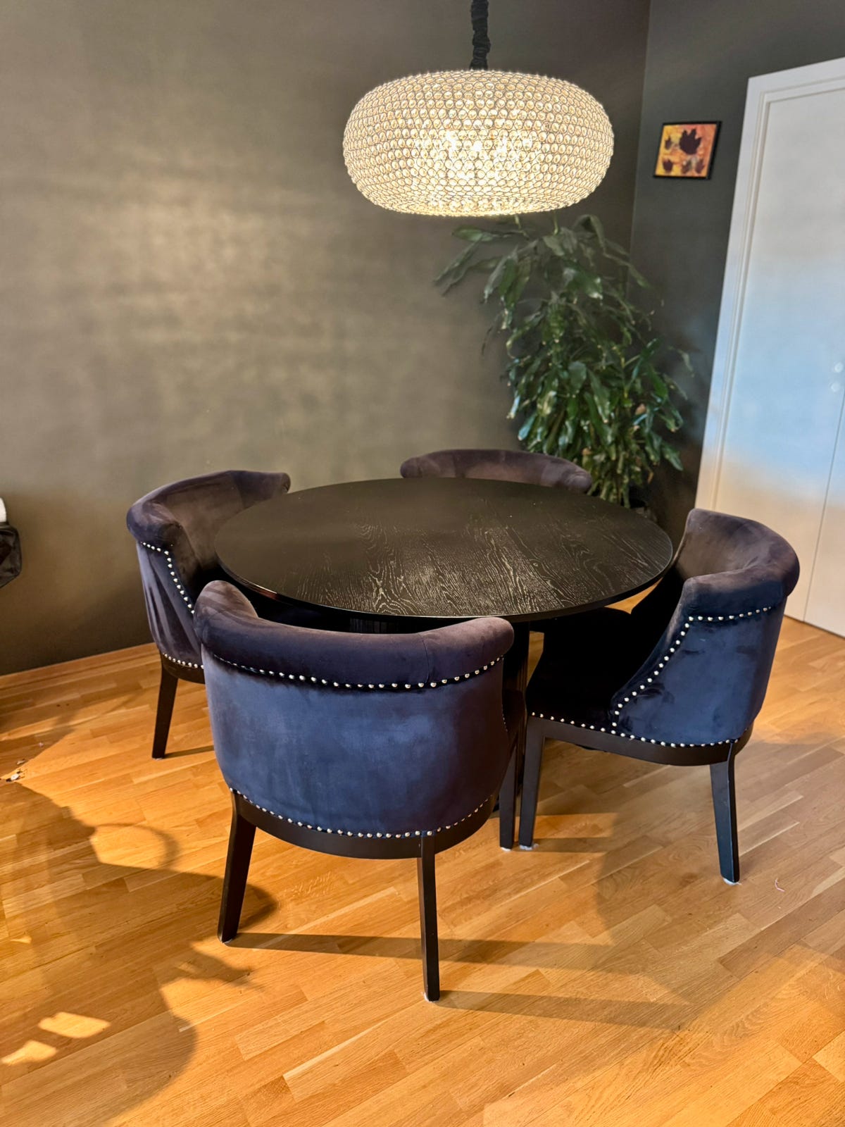 Sort spisestue i velur | FINN-torget