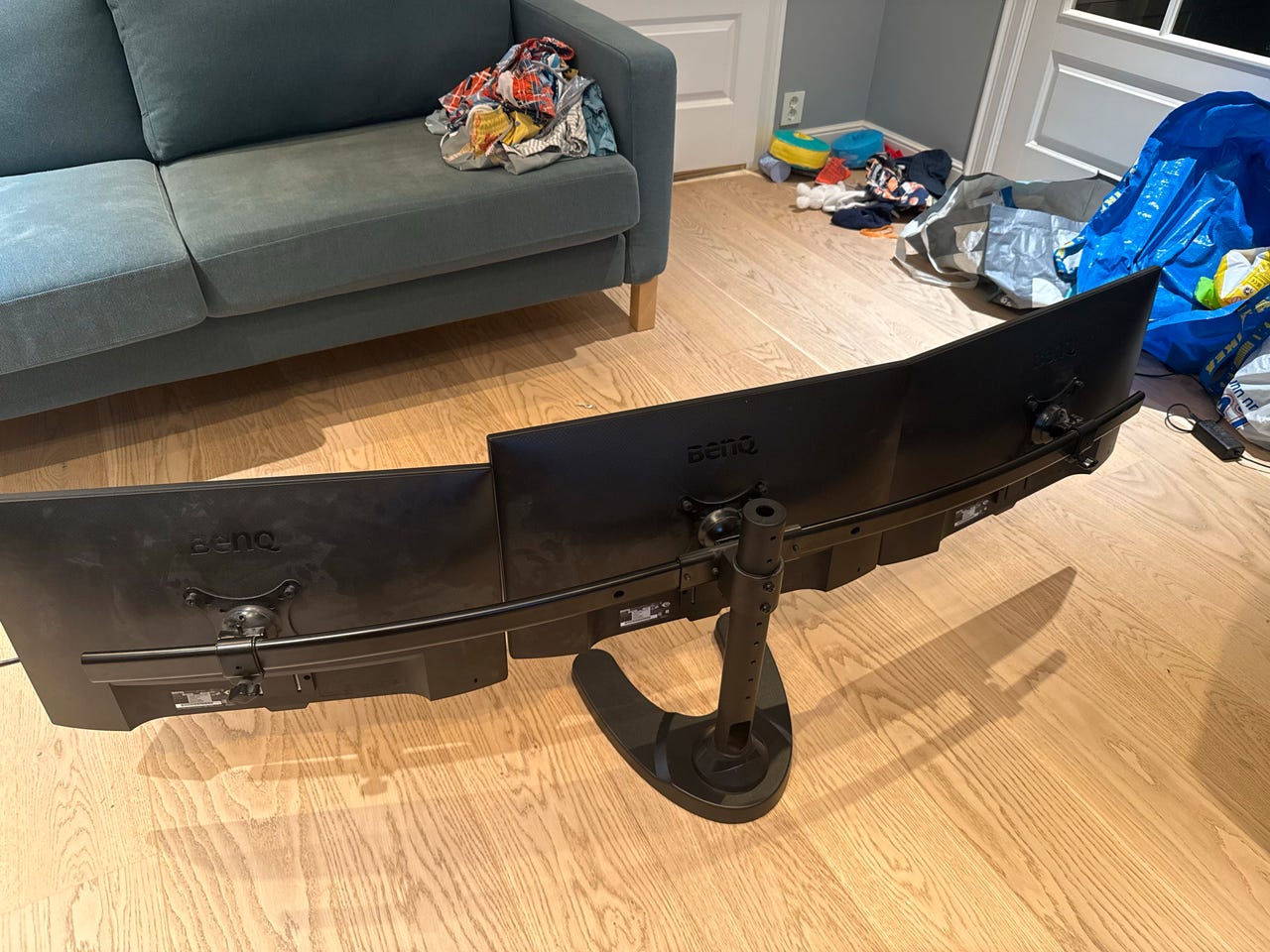 Komplett trippel BenQ-skjermoppsett med stativ og kabler – Klar til ...