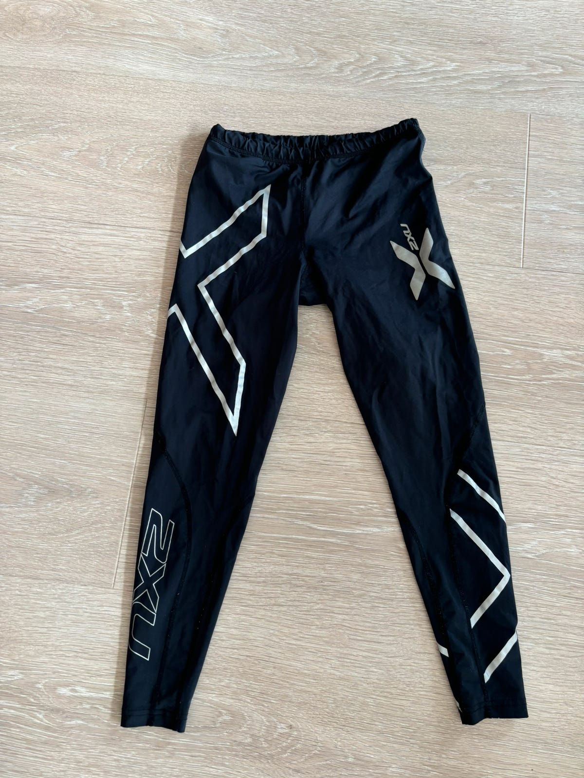 2XU treningstights selges | FINN-torget