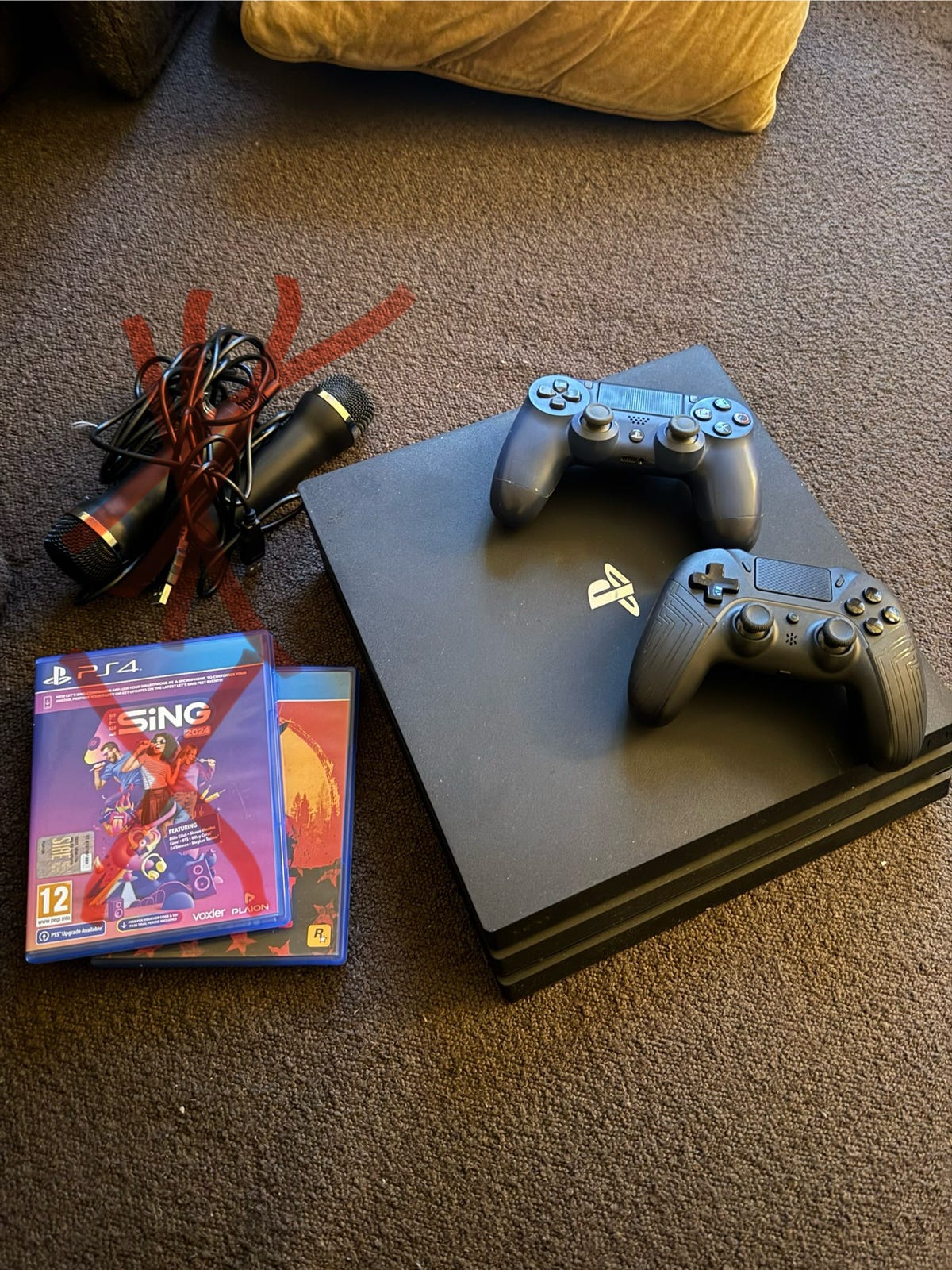 PlayStation 4 Pro 1TB – lite brukt og i god stand! Pris kan diskuteres ...