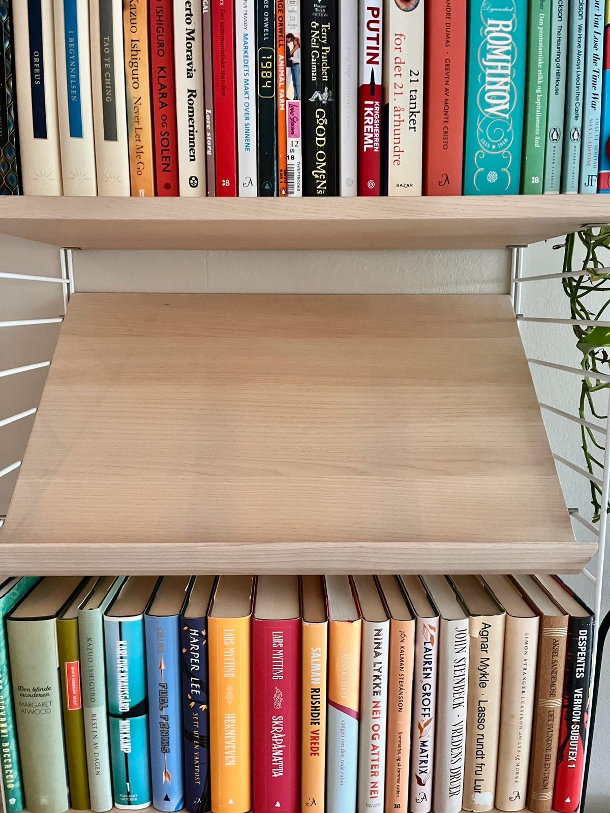 Pent brukt String magasinhylle i ask - 58x30 | FINN-torget