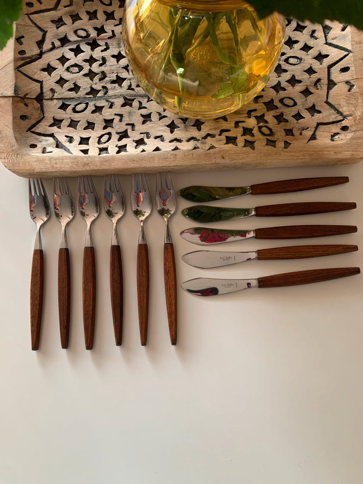 Bestikk fra Helle Norway i teak og rustfritt stål. Produsert på 60 ...