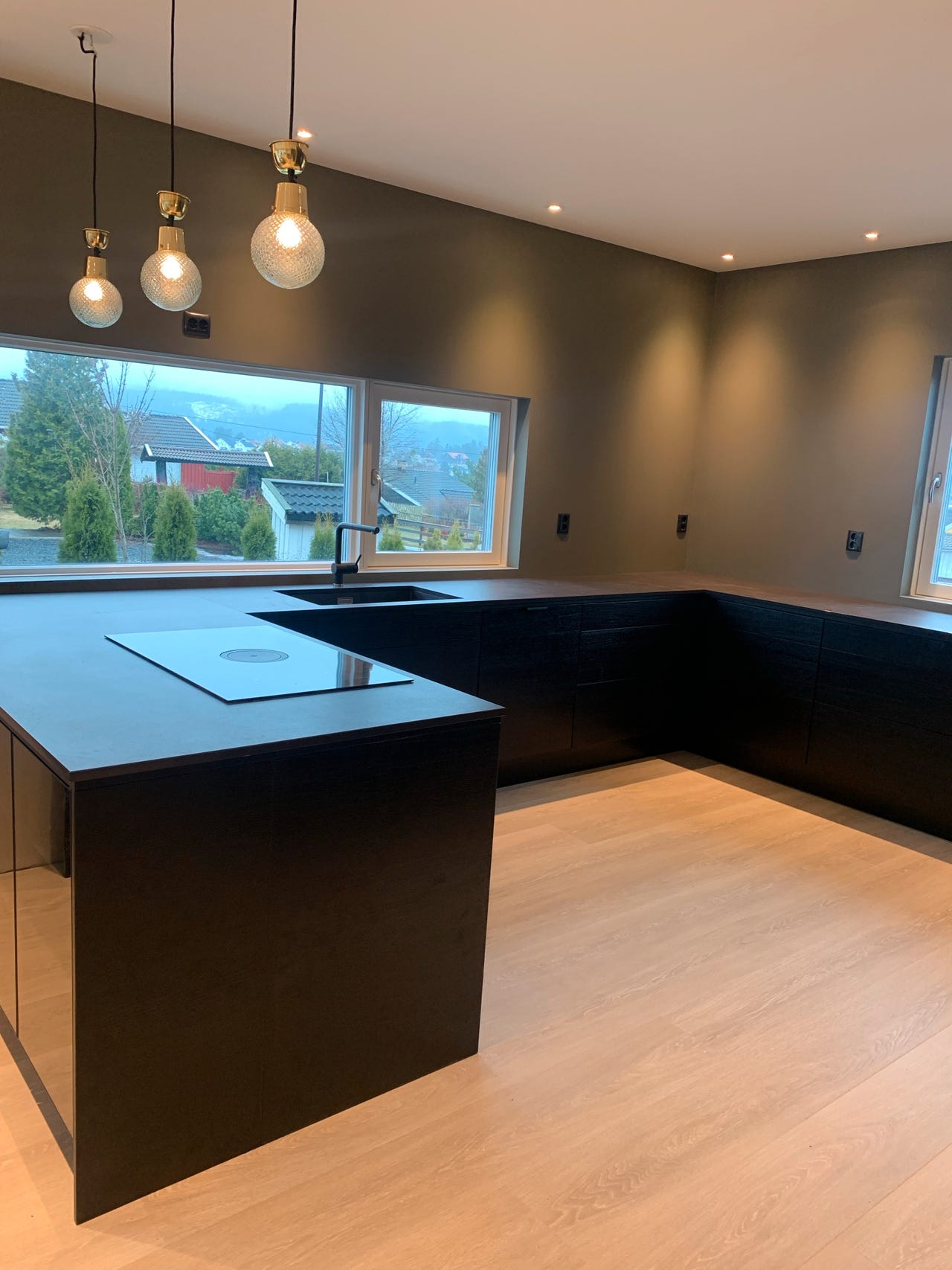 Grafittsvart Dekton ekstremt slitesterk benkeplate med underlimt vask ...