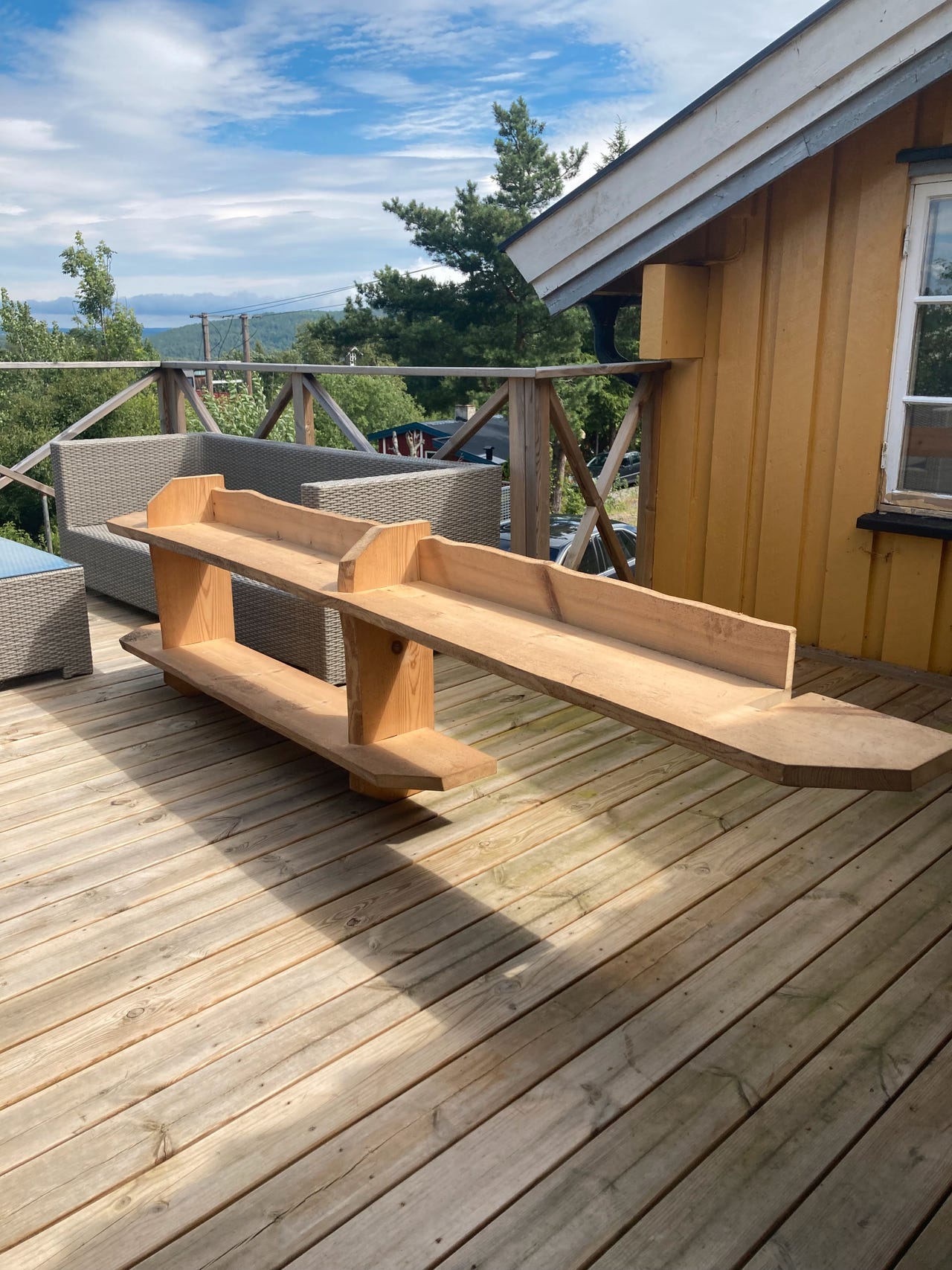 Stor og massiv trehylle | FINN-torget