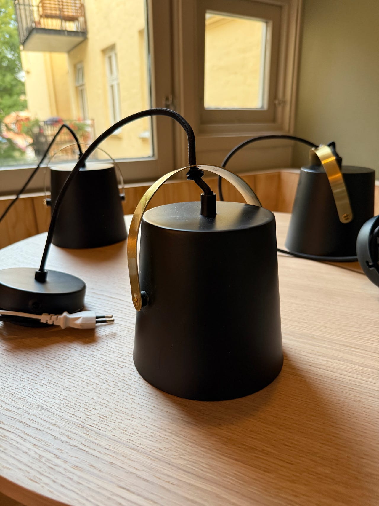 Stilige sorte taklamper med i industriell stil | FINN-torget