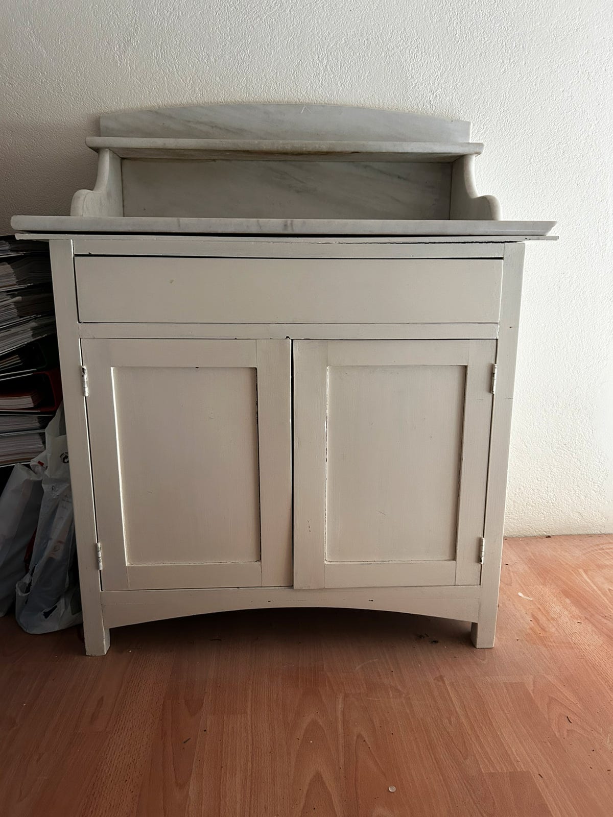 Gammel nostalgisk kommode med marmor topp. En skuff og to skapdører ...