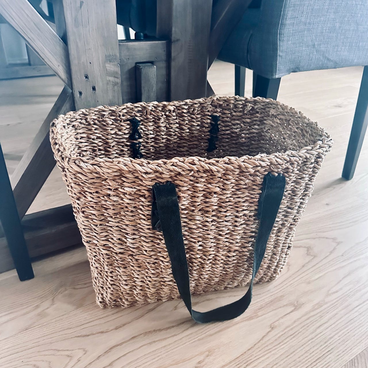 Stor "bast"-kurv med sorte skinnremer | FINN-torget