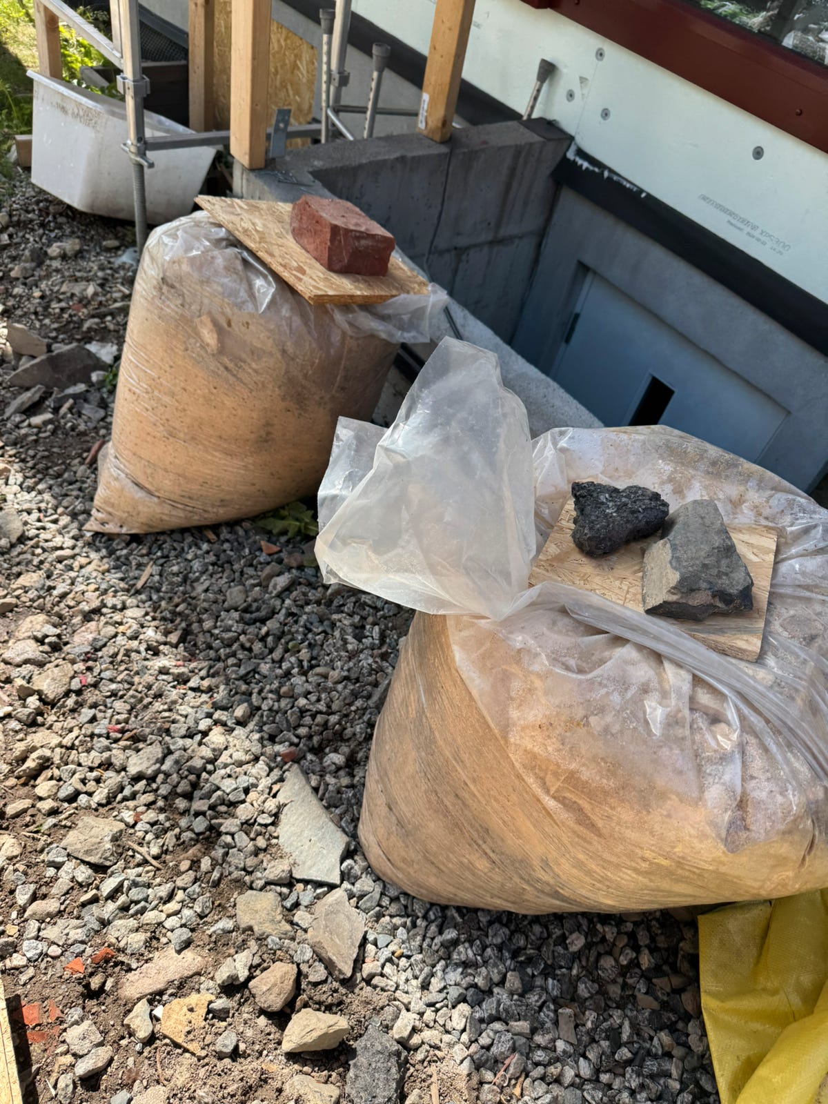 To sekker med sagflis | FINN-torget