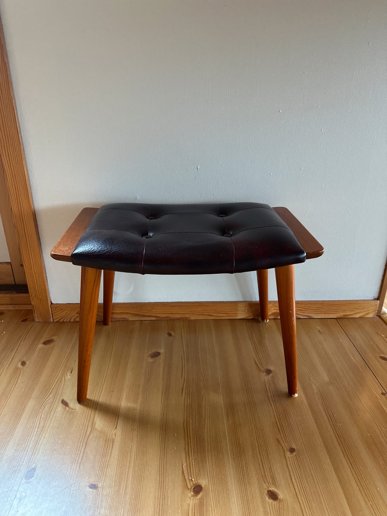 Krakk i teak og skinn | FINN-torget